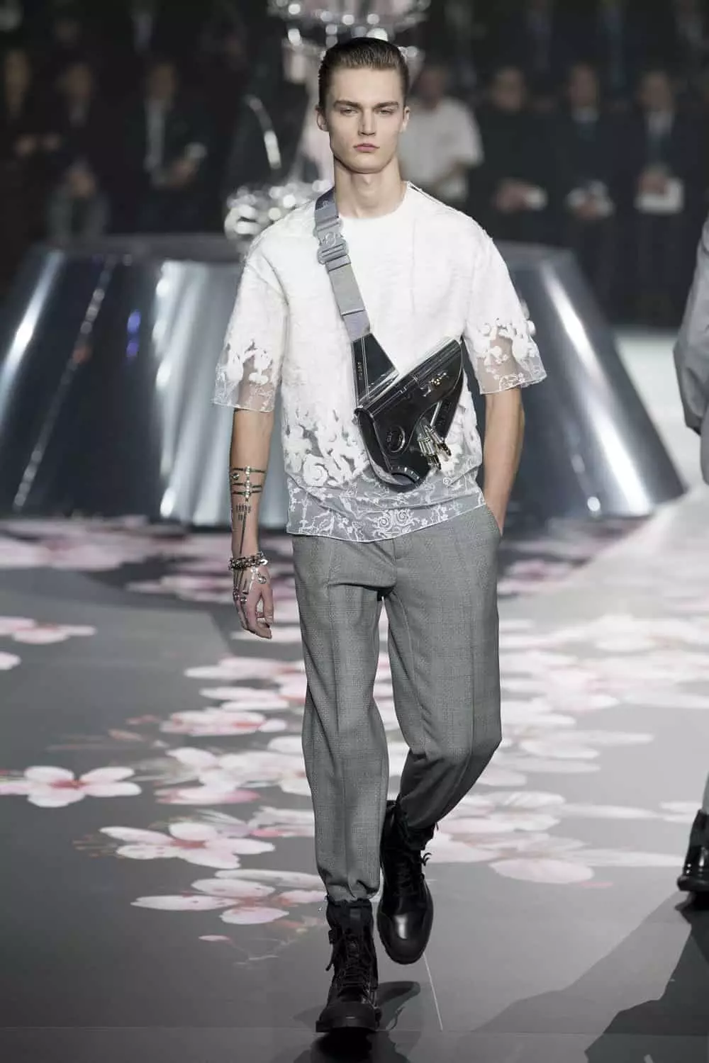 Dior's First Menswear Pre-Fall Show Je Laser Extravaganza 21522_10
