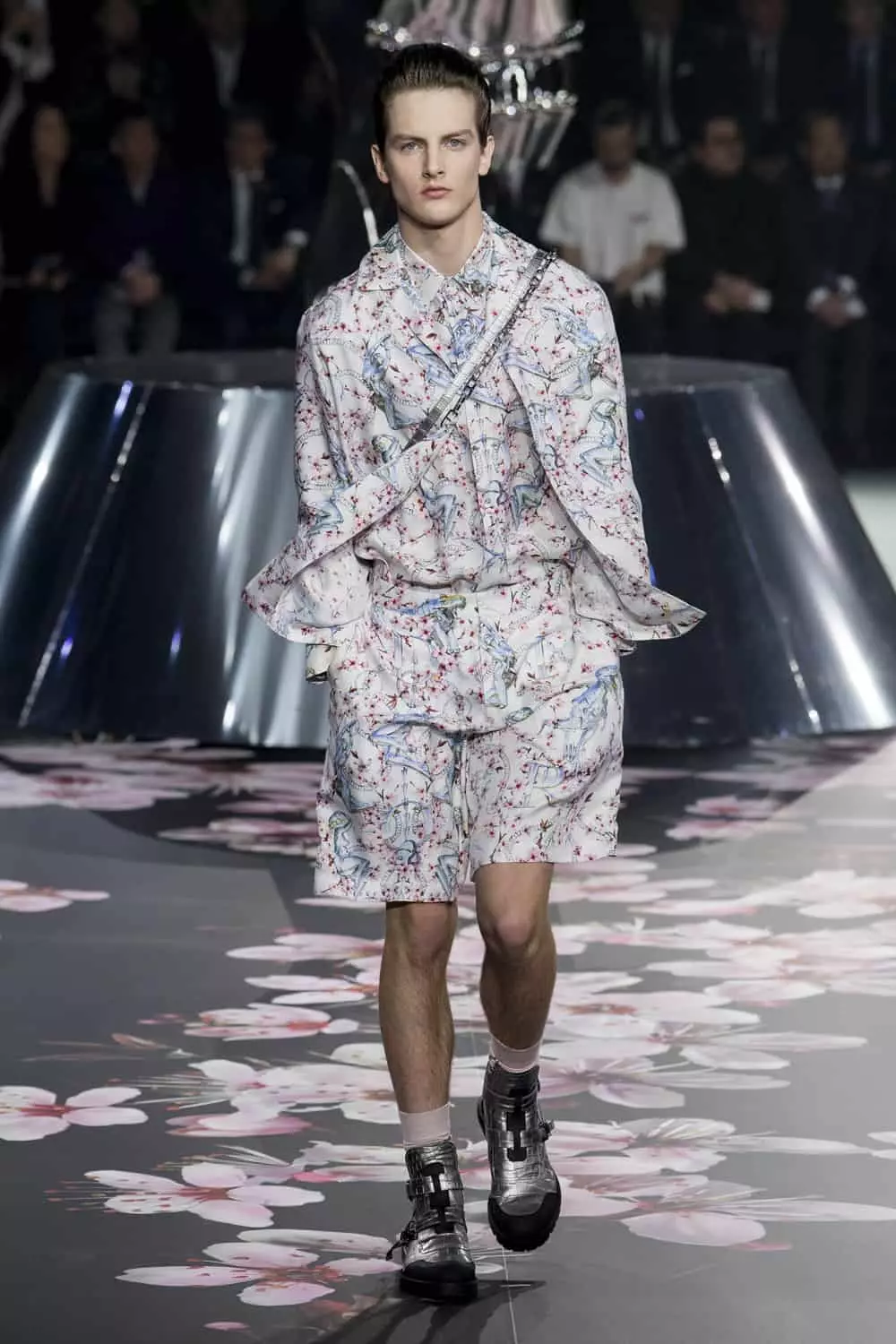 Dior's First Menswear Pre-Fall Show Je Laser Extravaganza 21522_11
