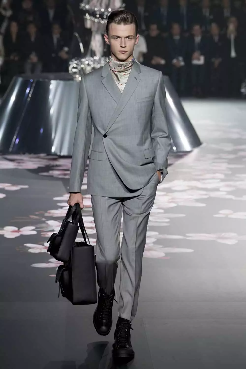 První přehlídka pánského oblečení Dior před podzimem byla laserová extravaganza 21522_13
