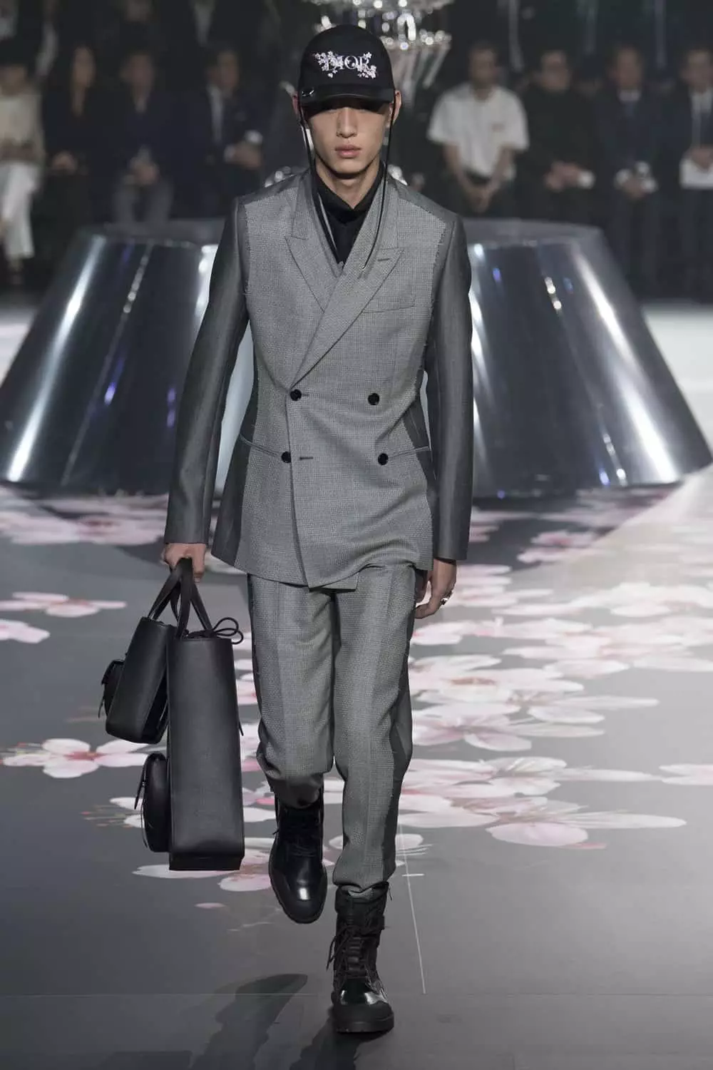 Dior's First Menswear Pre-Fall Show Je Laser Extravaganza 21522_16