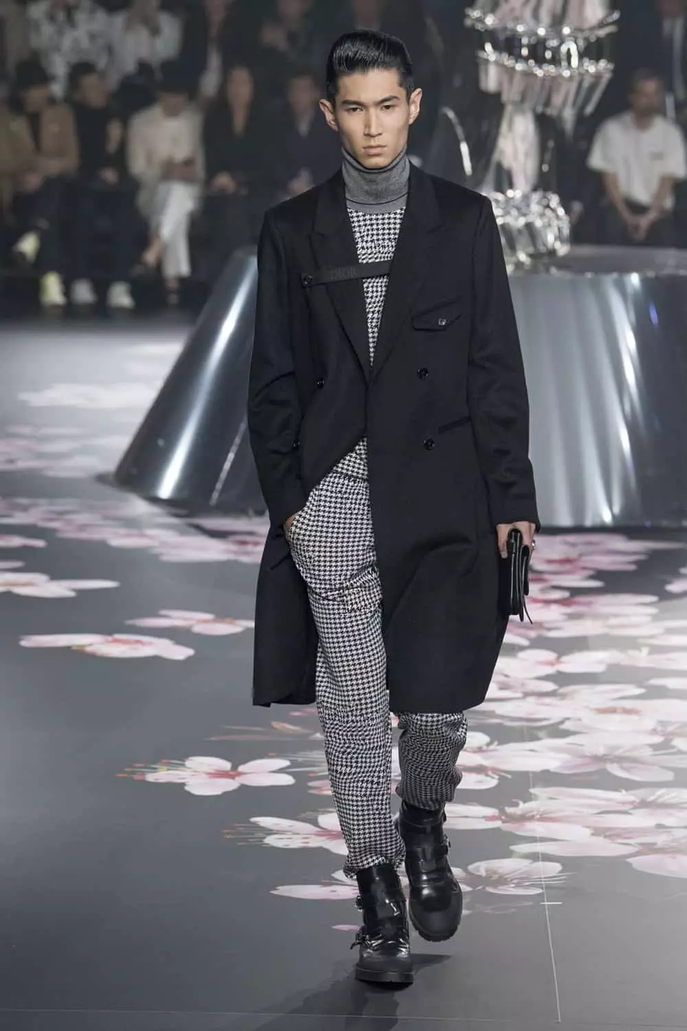 Dior's First Menswear Pre-Fall Show Je Laser Extravaganza 21522_17