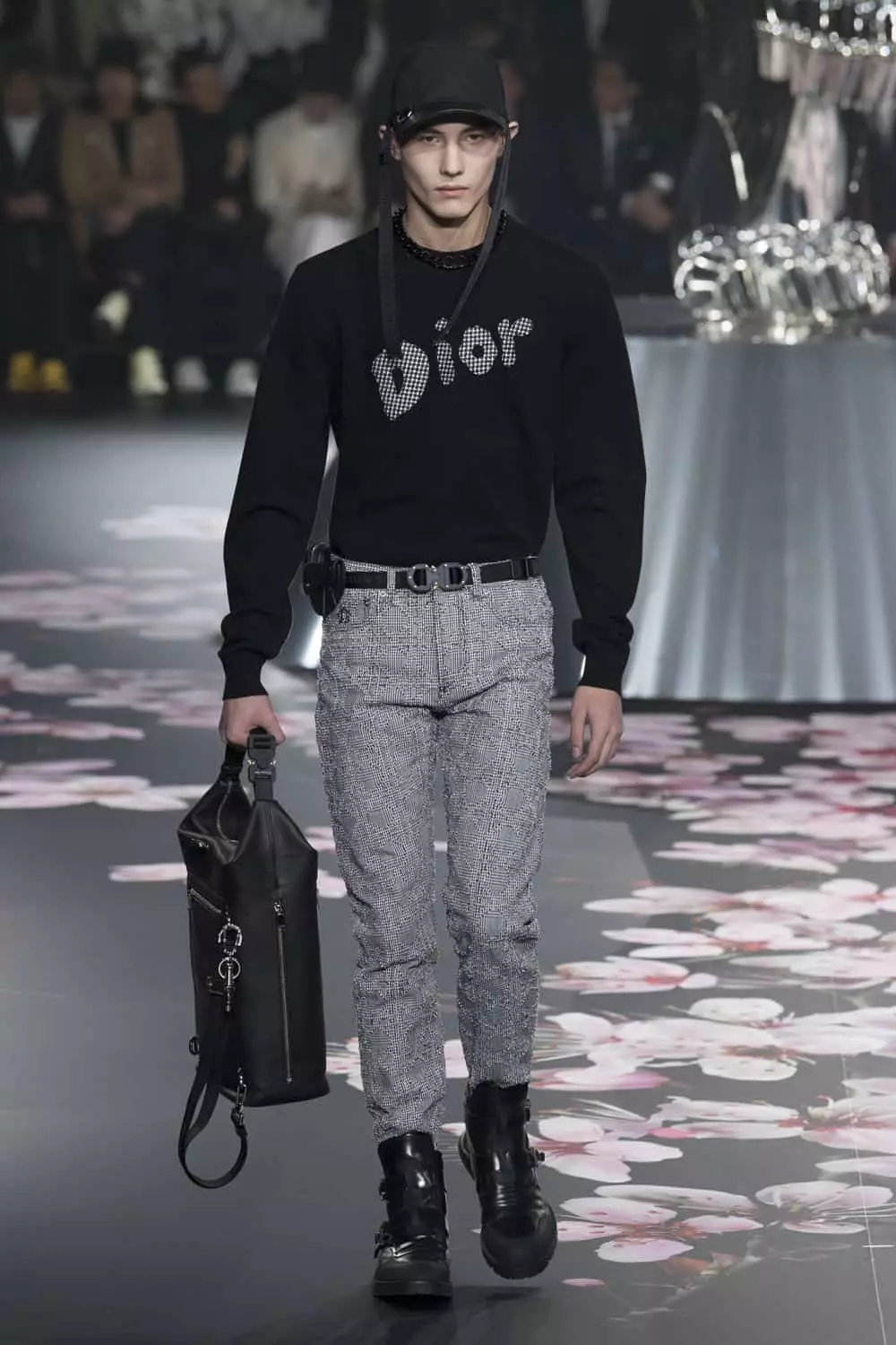 Dior's First Menswear Pre-Fall Show Je Laser Extravaganza 21522_18