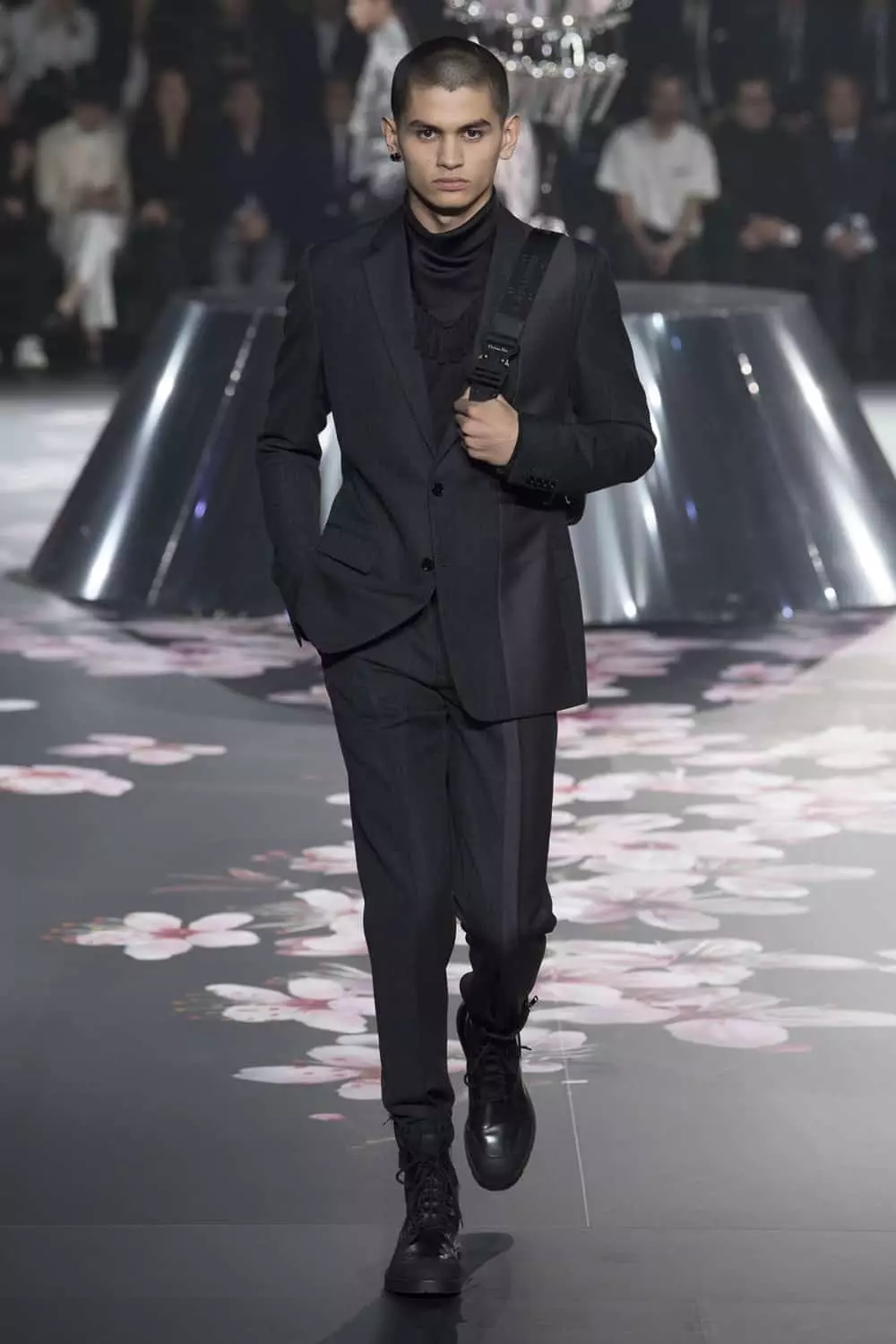El primer desfile previo al otoño de ropa masculina de Dior fue un espectáculo de láser 21522_19