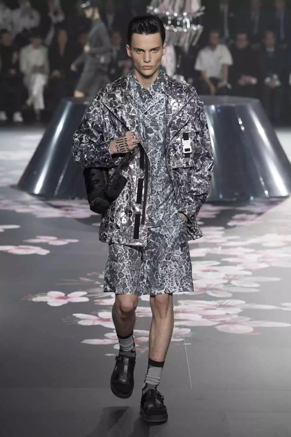 El primer desfile previo al otoño de ropa masculina de Dior fue un espectáculo de láser 21522_23