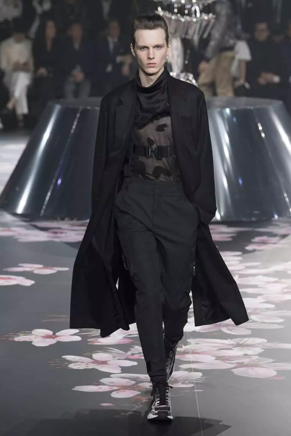 Dior's First Menswear Pre-Fall Show Je Laser Extravaganza 21522_24