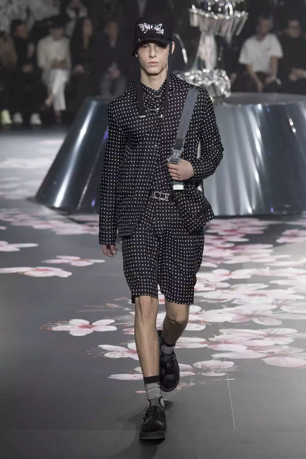 První přehlídka pánského oblečení Dior před podzimem byla laserová extravaganza 21522_25