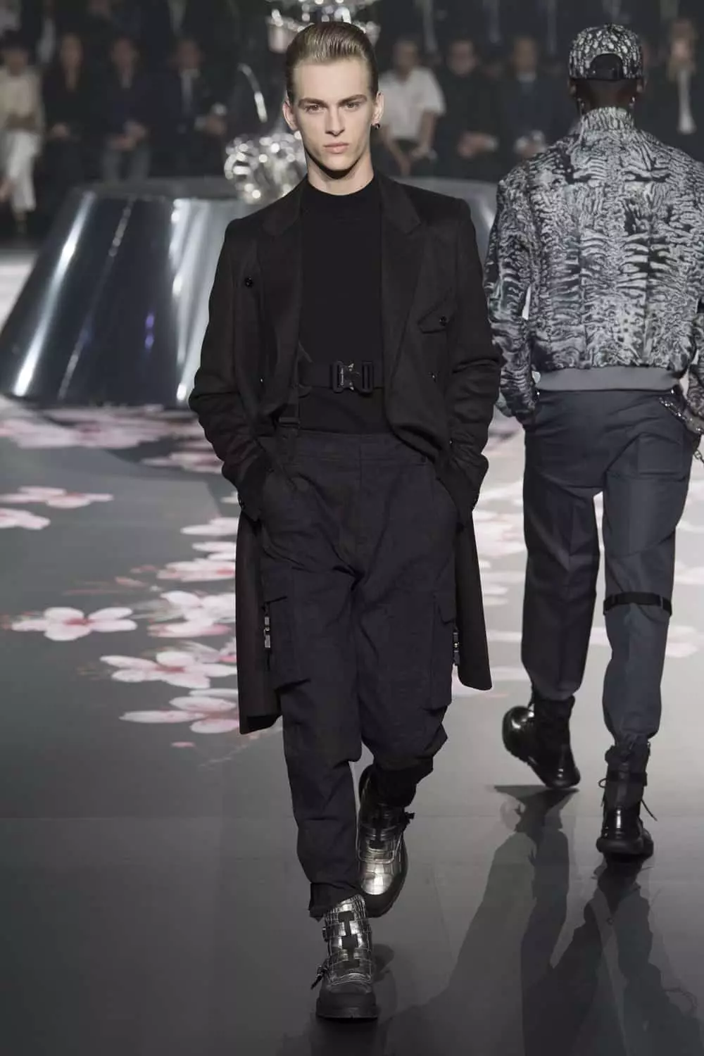 Dior's First Menswear Pre-Fall Show Je Laser Extravaganza 21522_30