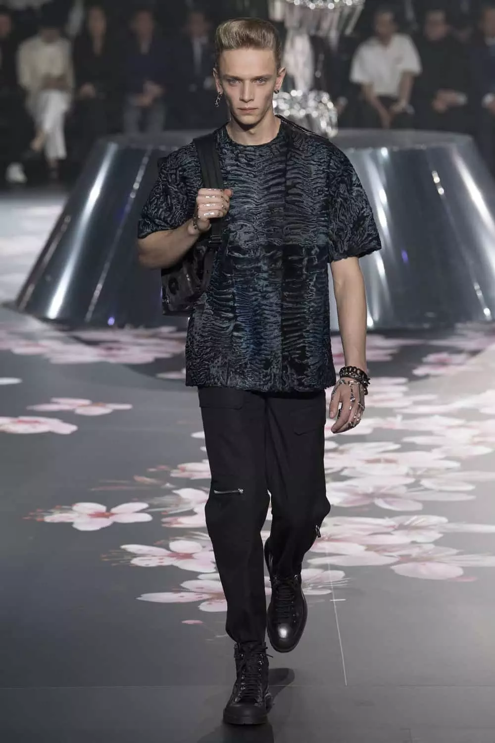 Dior's First Menswear Pre-Fall Show Je Laser Extravaganza 21522_31