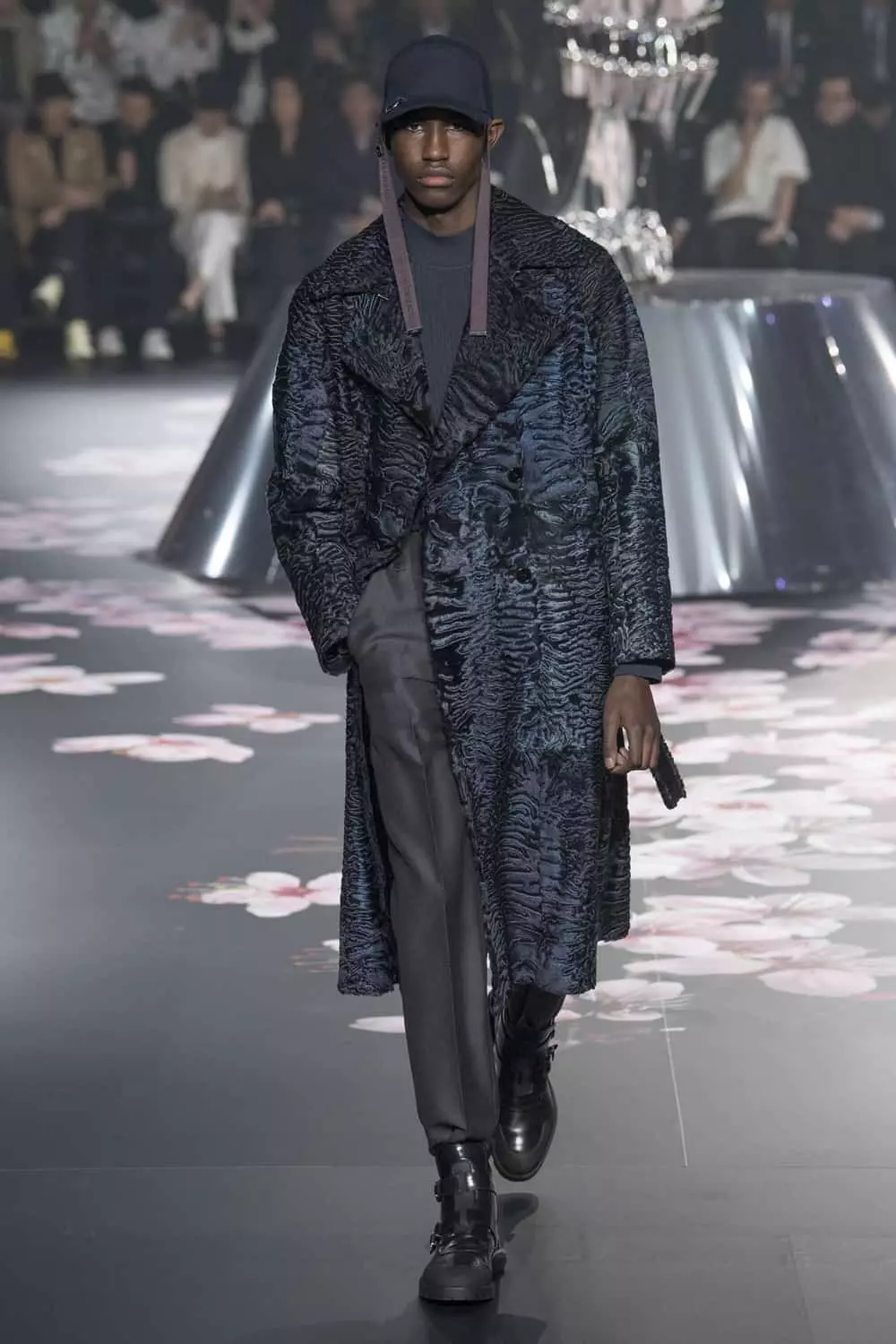 První přehlídka pánského oblečení Dior před podzimem byla laserová extravaganza 21522_32