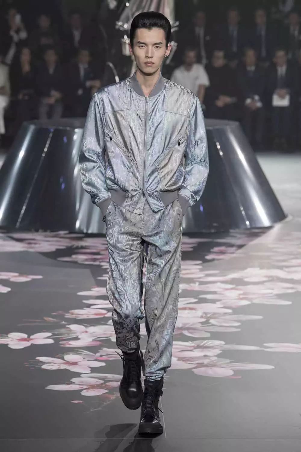El primer desfile previo al otoño de ropa masculina de Dior fue un espectáculo de láser 21522_36