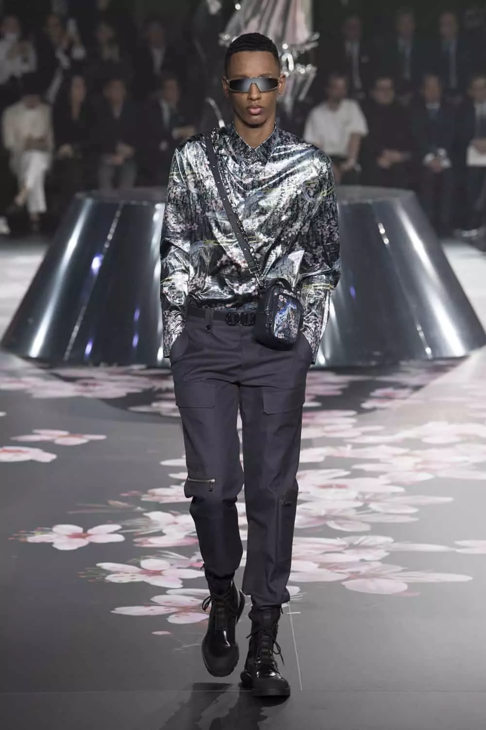 El primer desfile previo al otoño de ropa masculina de Dior fue un espectáculo de láser 21522_37
