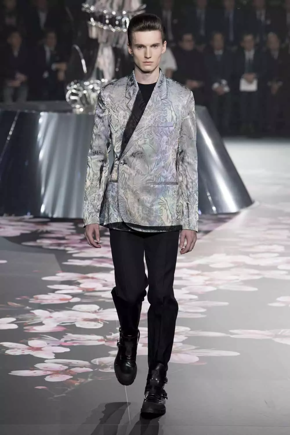 Dior's First Menswear Pre-Fall Show Je Laser Extravaganza 21522_38
