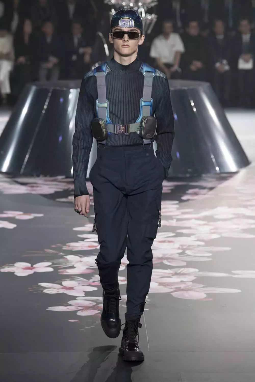 První přehlídka pánského oblečení Dior před podzimem byla laserová extravaganza 21522_41