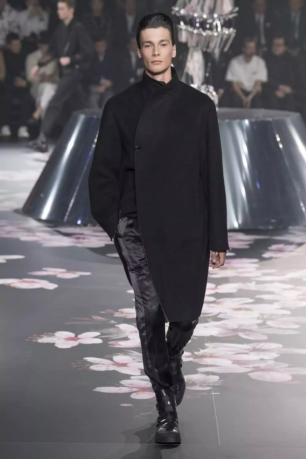 El primer desfile previo al otoño de ropa masculina de Dior fue un espectáculo de láser 21522_45