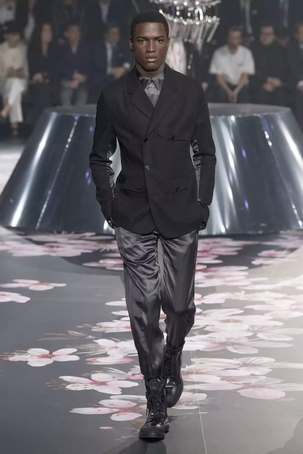 El primer desfile previo al otoño de ropa masculina de Dior fue un espectáculo de láser 21522_46