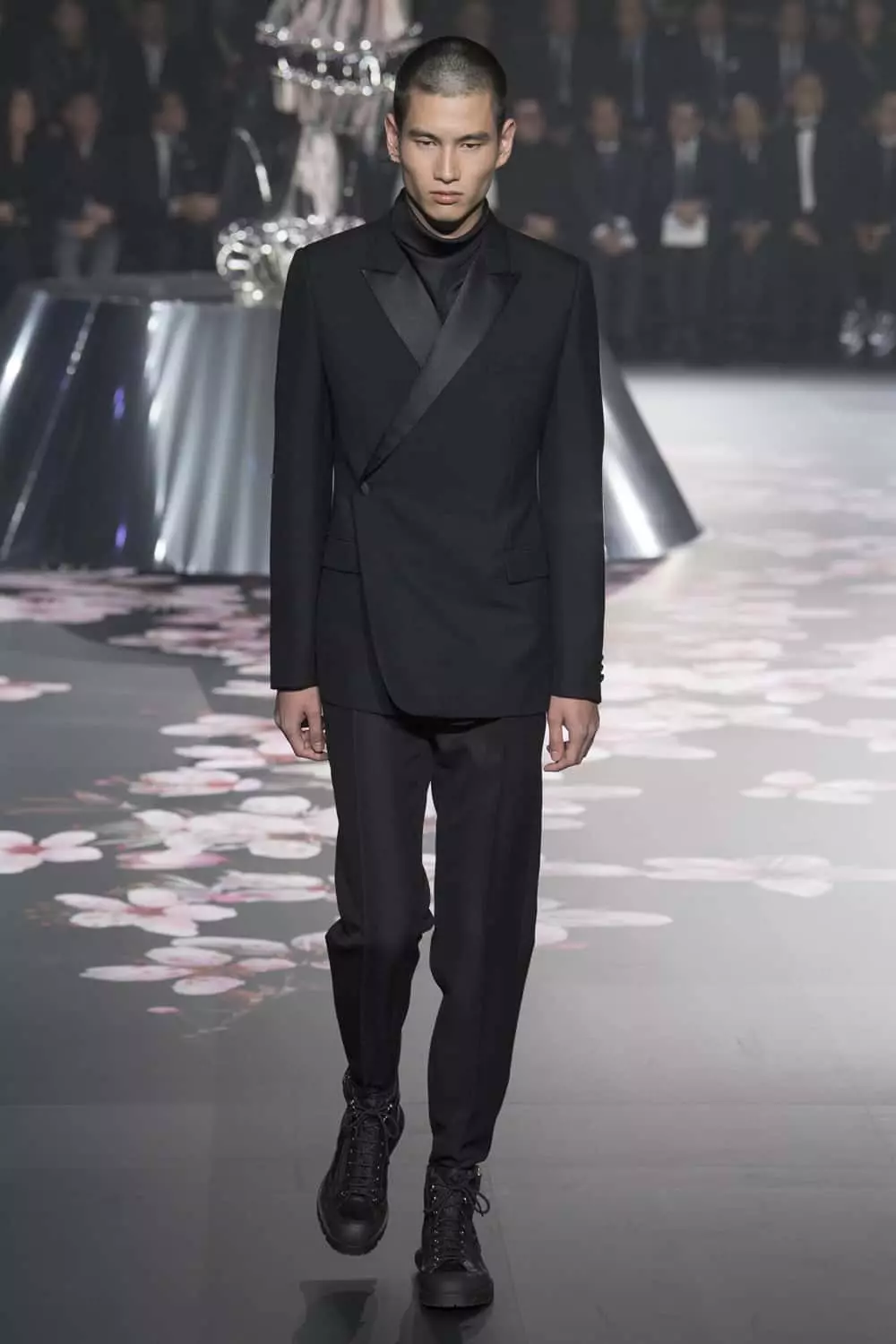 Dior's First Menswear Pre-Fall Show Je Laser Extravaganza 21522_48