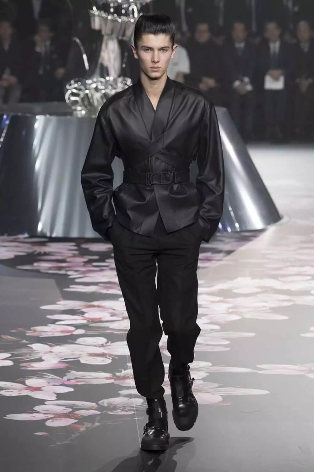 El primer desfile previo al otoño de ropa masculina de Dior fue un espectáculo de láser 21522_51
