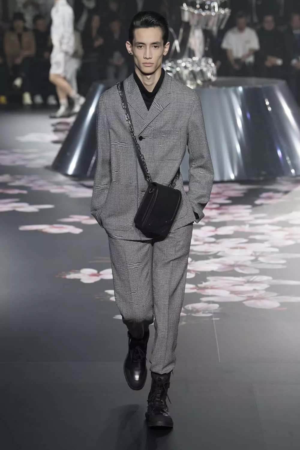 První přehlídka pánského oblečení Dior před podzimem byla laserová extravaganza 21522_9