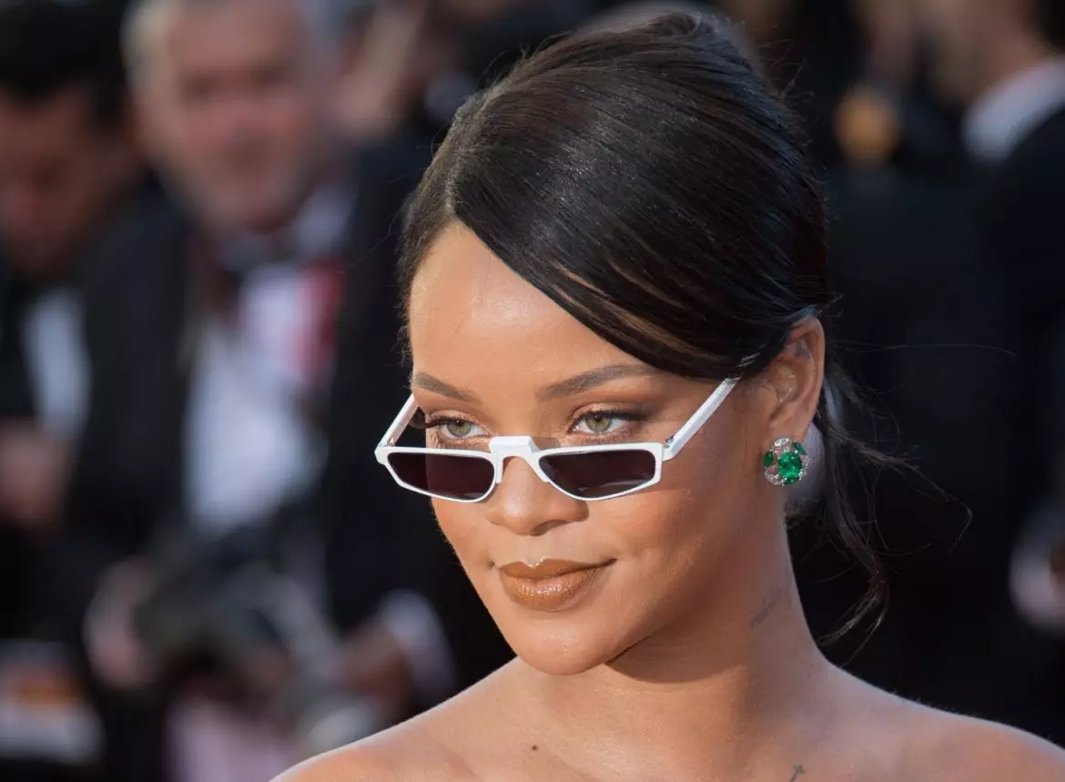 A linha de lingerie de Rihanna é extremamente positiva para o corpo, Kylie Jenner aluga Six Flags para Travis Scott 21591_1
