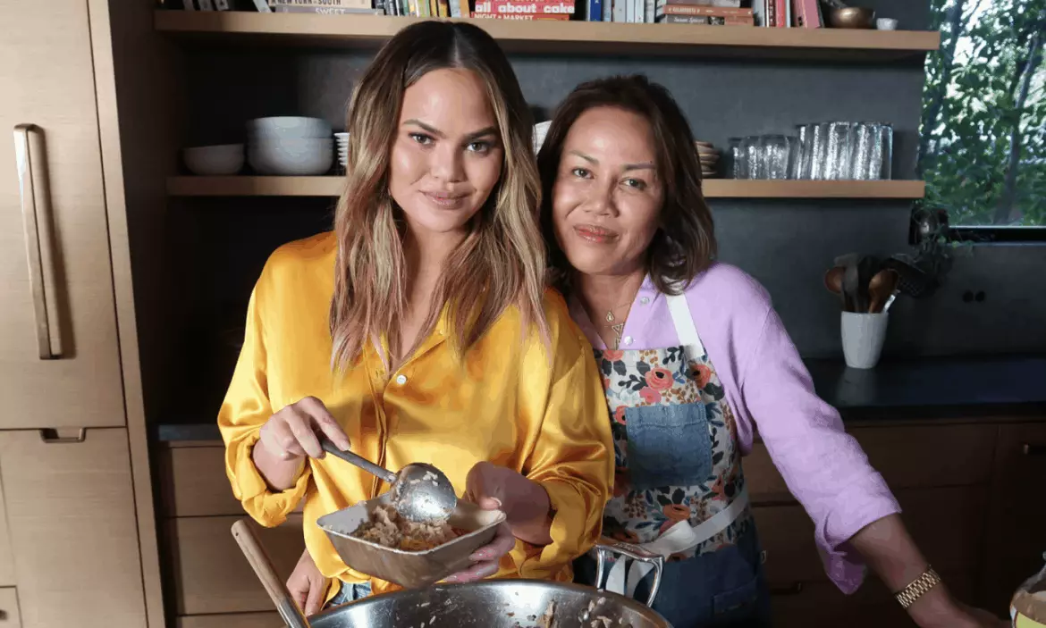 Mae Chrissy’s Mom Pepper Teigen yn Rhannu Ei Rysáit Adain Cyw Iâr Dydd Sul Super Bowl Gyda’r Dyddiol! 2165_1