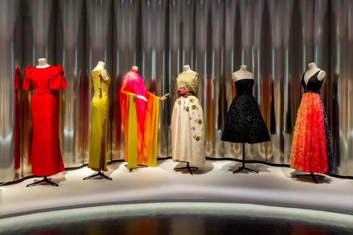 Dior's New Fashion Exhibit වෙතින් සිත් ඇදගන්නාසුළු ඡායාරූප බලන්න 21878_1