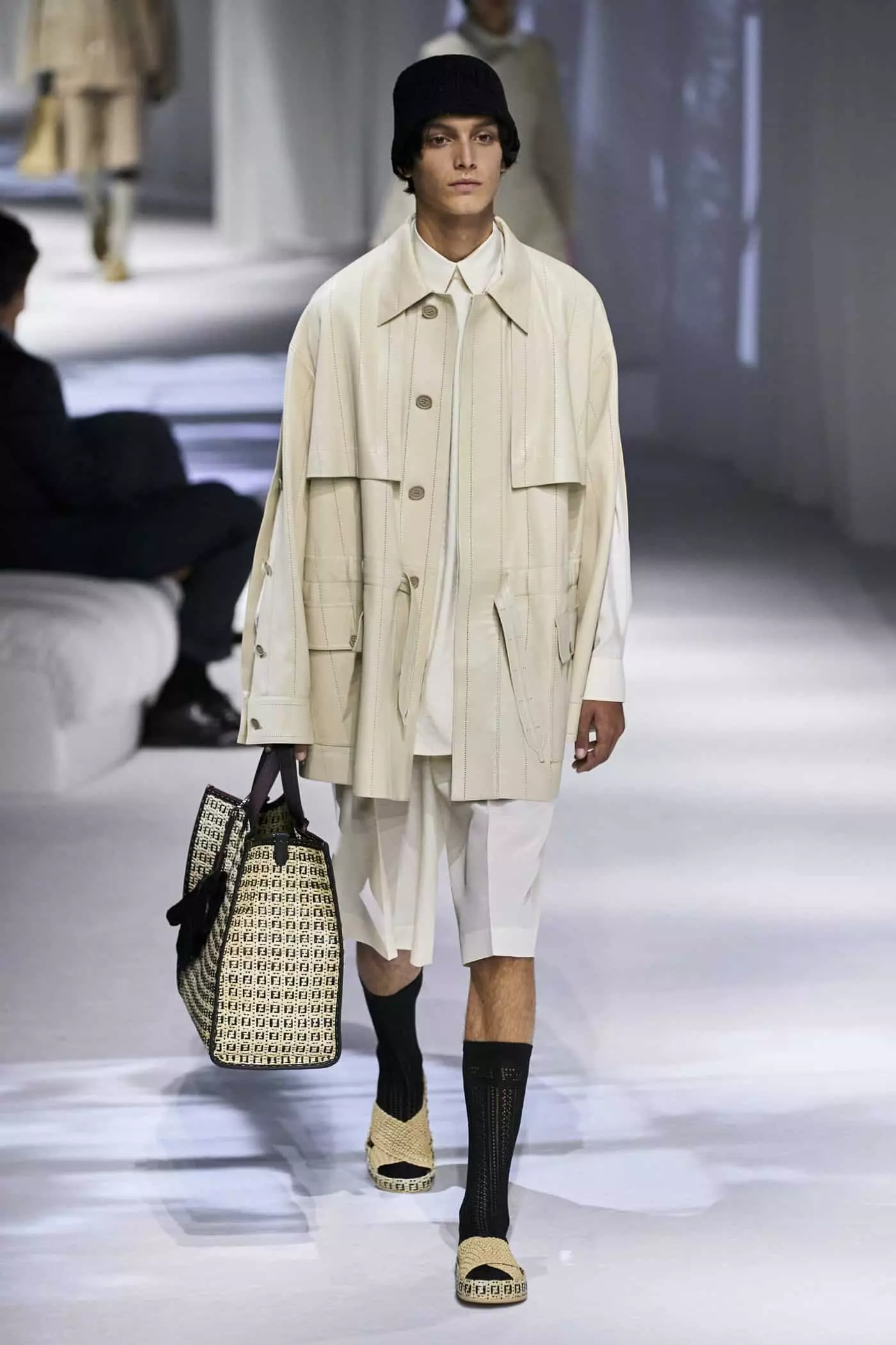 La Swan Song Collection de Silvia Venturini Fendi por Fendi Estis Omaĝo Al Familio 21920_20