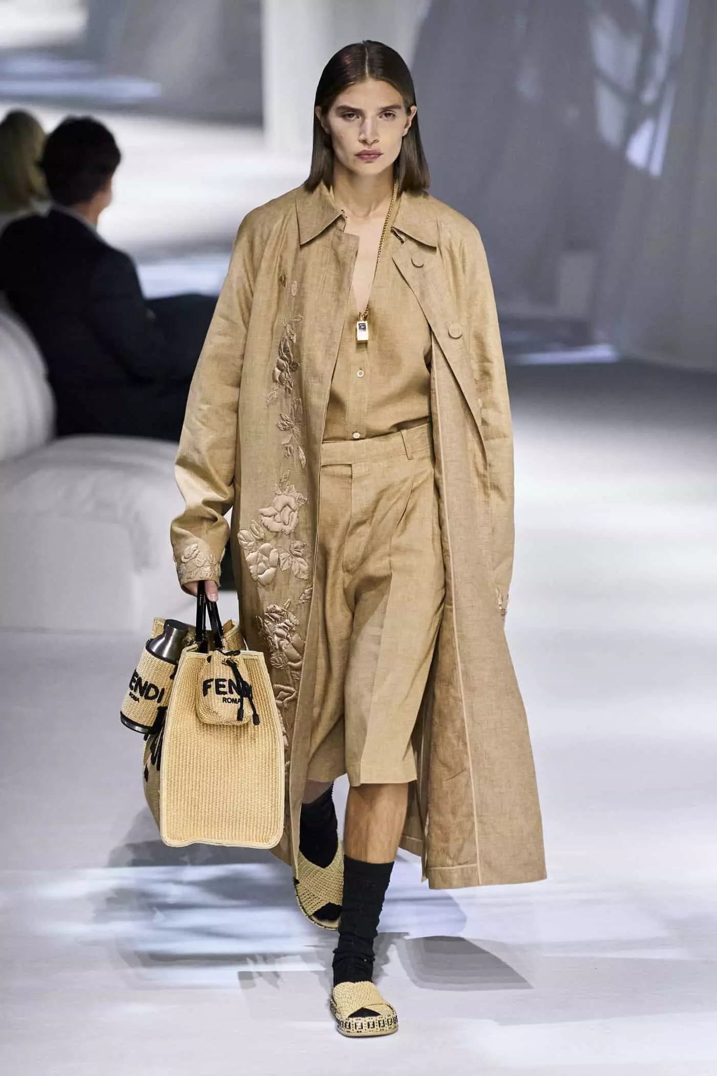 Roedd Casgliad Cân Silvia Venturini Fendi’s Swan ar gyfer Fendi yn Deyrnged i’r Teulu 21920_23