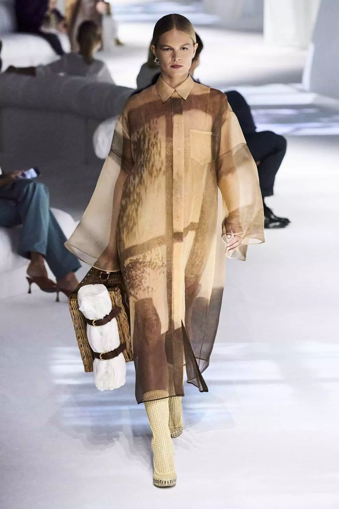 Silvia Venturini Fendi se Swanesangversameling vir Fendi was 'n huldeblyk aan familie 21920_5