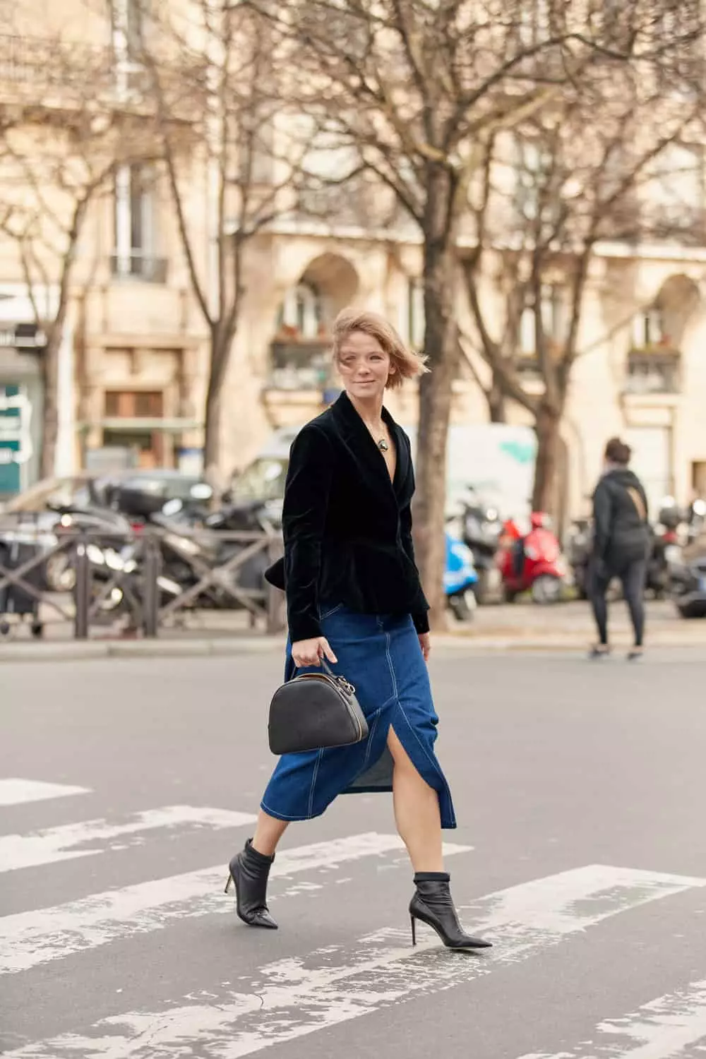 အကောင်းဆုံး Street Style သည် Paris Fashion Week ၏ 5 ရက်နှင့် 6 ရက်များမှ ကြည့်ရှုသည်။ 22096_101