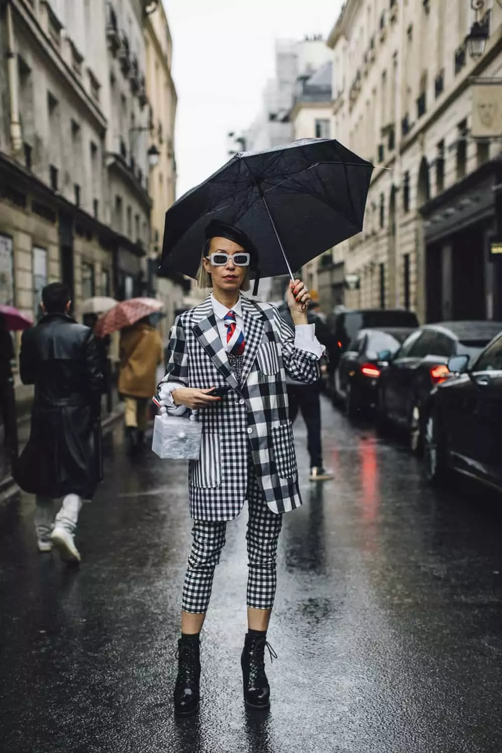 Οι καλύτερες εμφανίσεις Street Style από τις ημέρες 5 και 6 της Εβδομάδας Μόδας του Παρισιού 22096_202