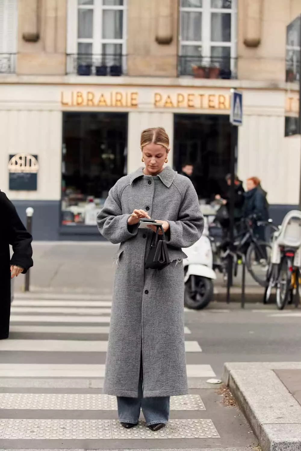 Οι καλύτερες εμφανίσεις Street Style από τις ημέρες 5 και 6 της Εβδομάδας Μόδας του Παρισιού 22096_219