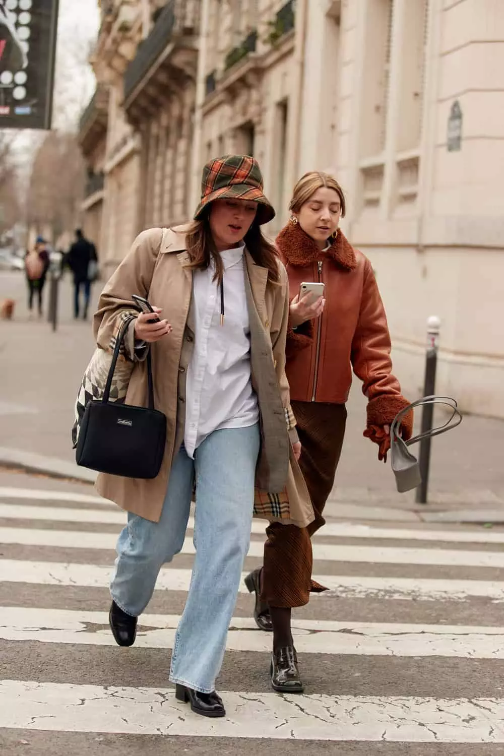 Οι καλύτερες εμφανίσεις Street Style από τις ημέρες 5 και 6 της Εβδομάδας Μόδας του Παρισιού 22096_229