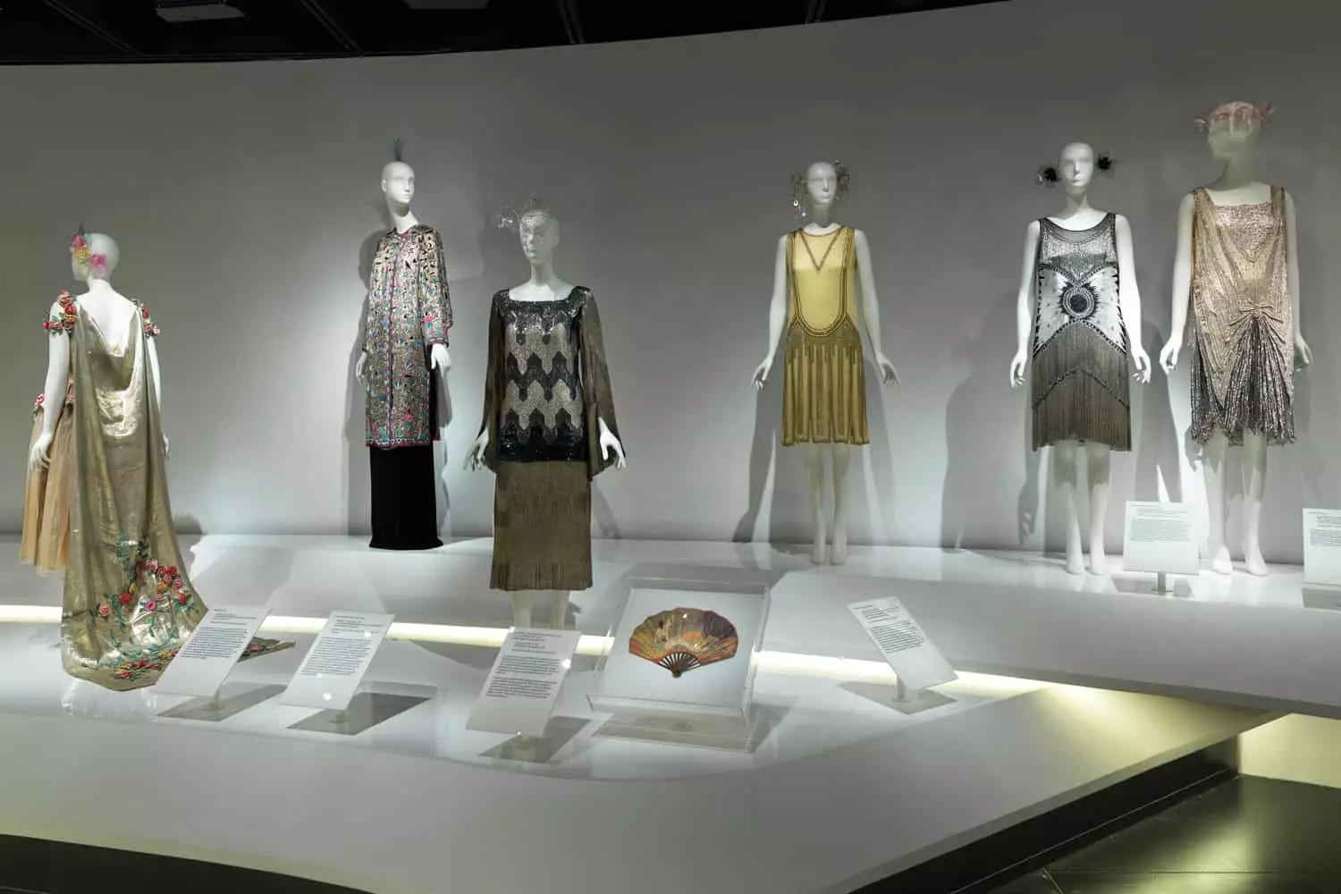 メトロポリタン美術館の豪華な新しいファッション展示会の内部 22097_5