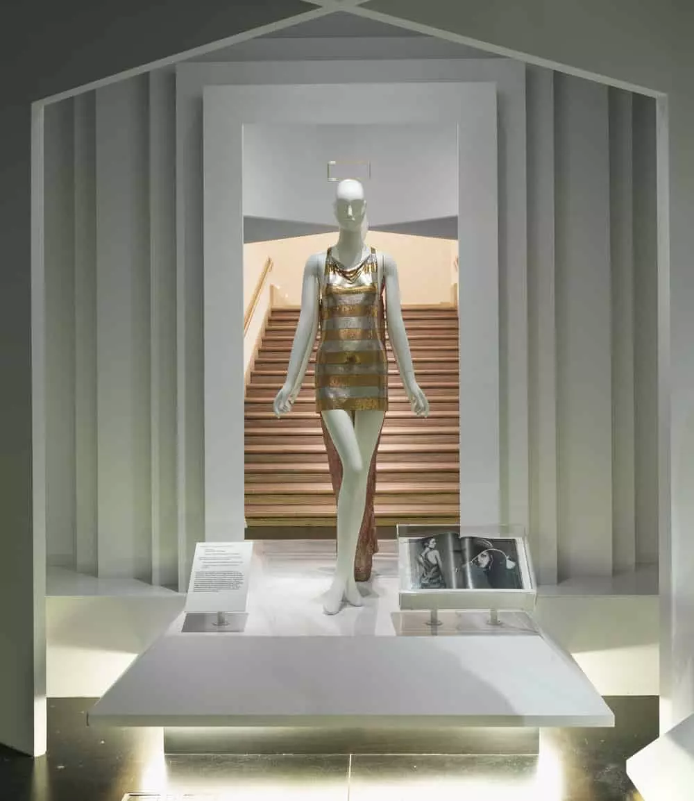 メトロポリタン美術館の豪華な新しいファッション展示会の内部 22097_6
