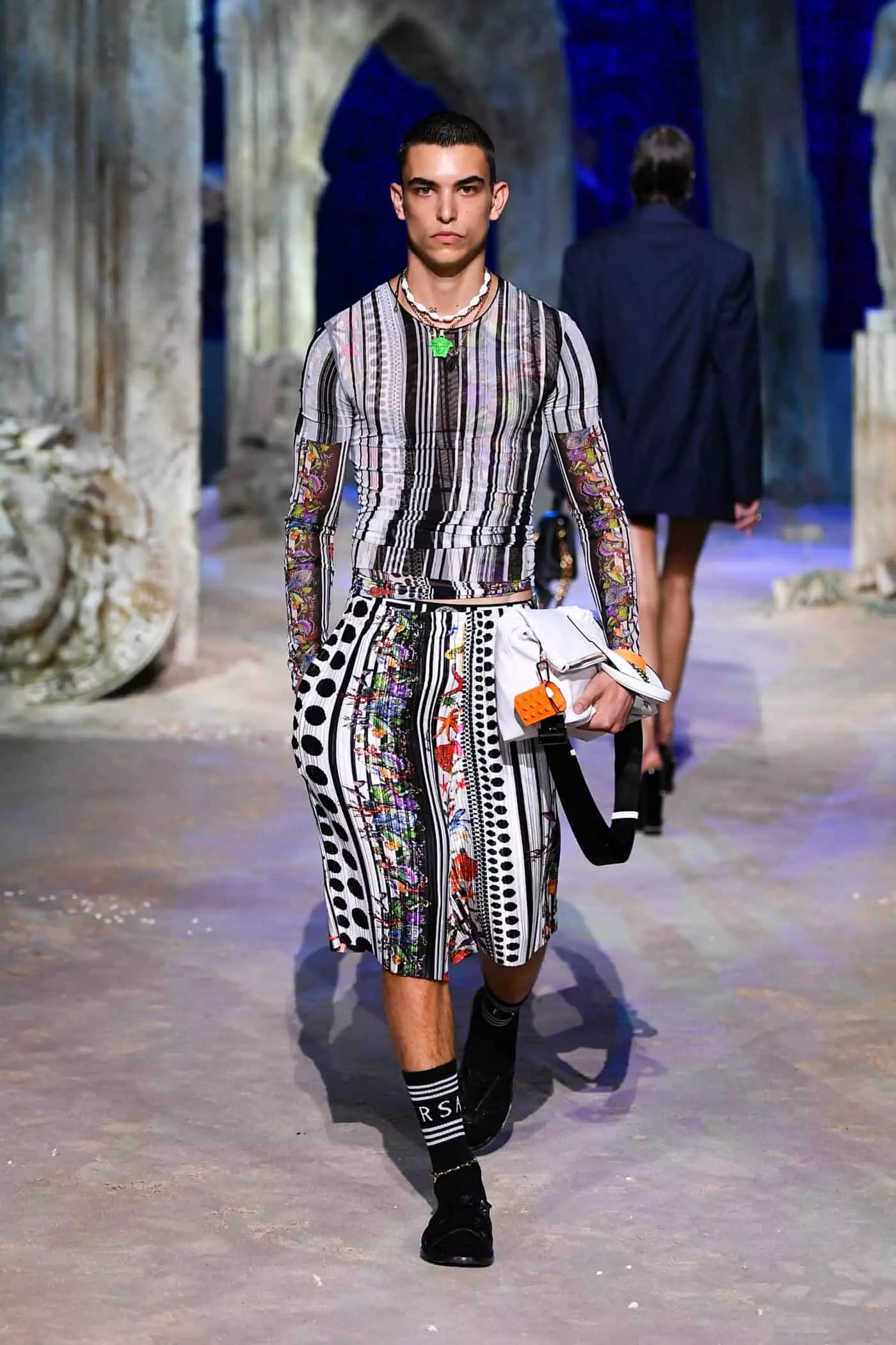 ‘Versaceopolis’, il-Puppets ta’ Moschino, u Aktar! Dak Li Tlift Mill-MFW Matul Il-Weekend 22952_10