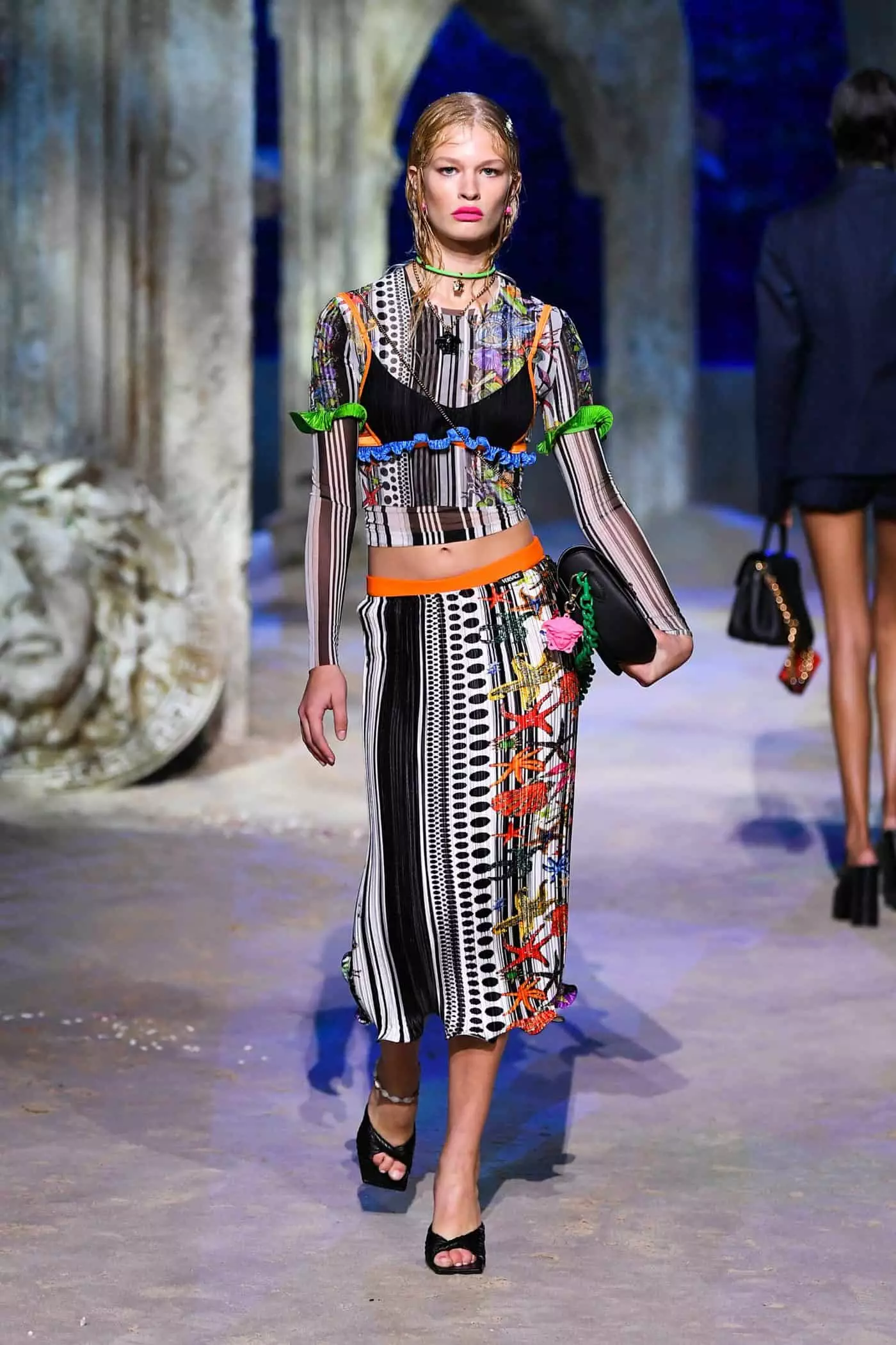 'Versaceopolis', หุ่นเชิดของ Moschino และอีกมากมาย! สิ่งที่คุณพลาดจาก MFW ในช่วงสุดสัปดาห์ 22952_11