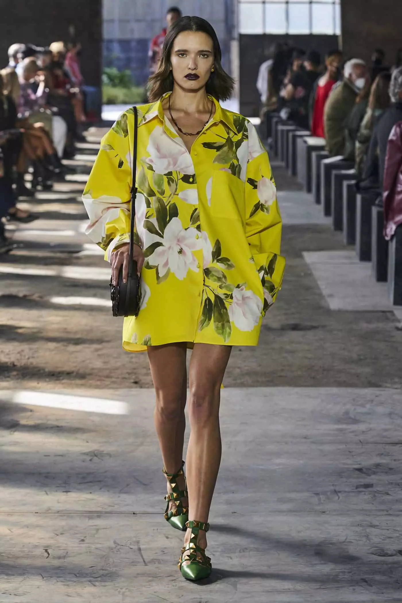 'Versaceopolis', หุ่นเชิดของ Moschino และอีกมากมาย! สิ่งที่คุณพลาดจาก MFW ในช่วงสุดสัปดาห์ 22952_111