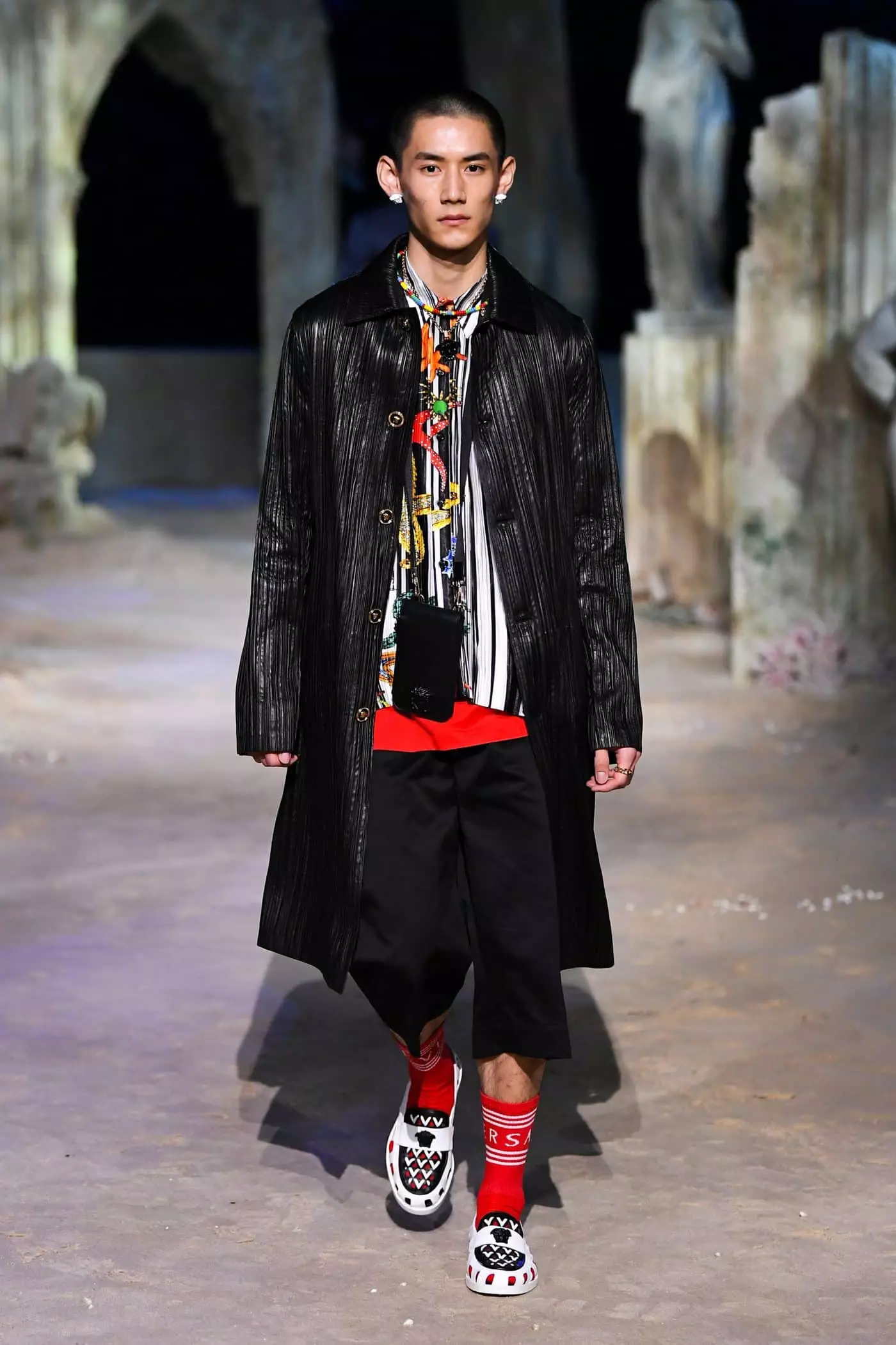 ‘Versaceopolis’, il-Puppets ta’ Moschino, u Aktar! Dak Li Tlift Mill-MFW Matul Il-Weekend 22952_12