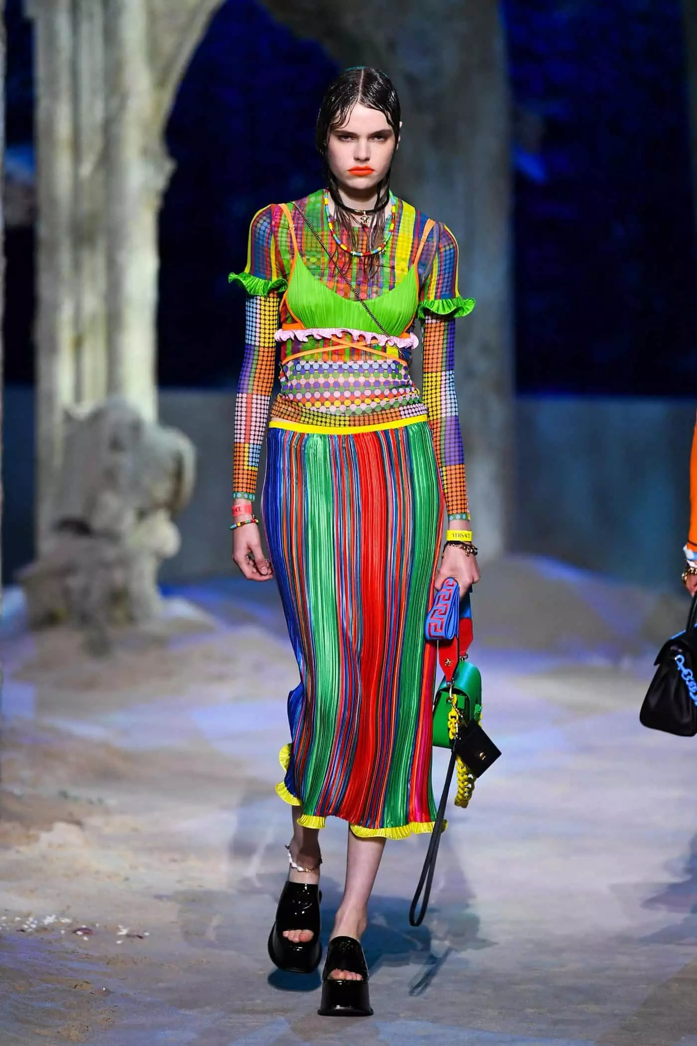 'Versaceopolis', หุ่นเชิดของ Moschino และอีกมากมาย! สิ่งที่คุณพลาดจาก MFW ในช่วงสุดสัปดาห์ 22952_13