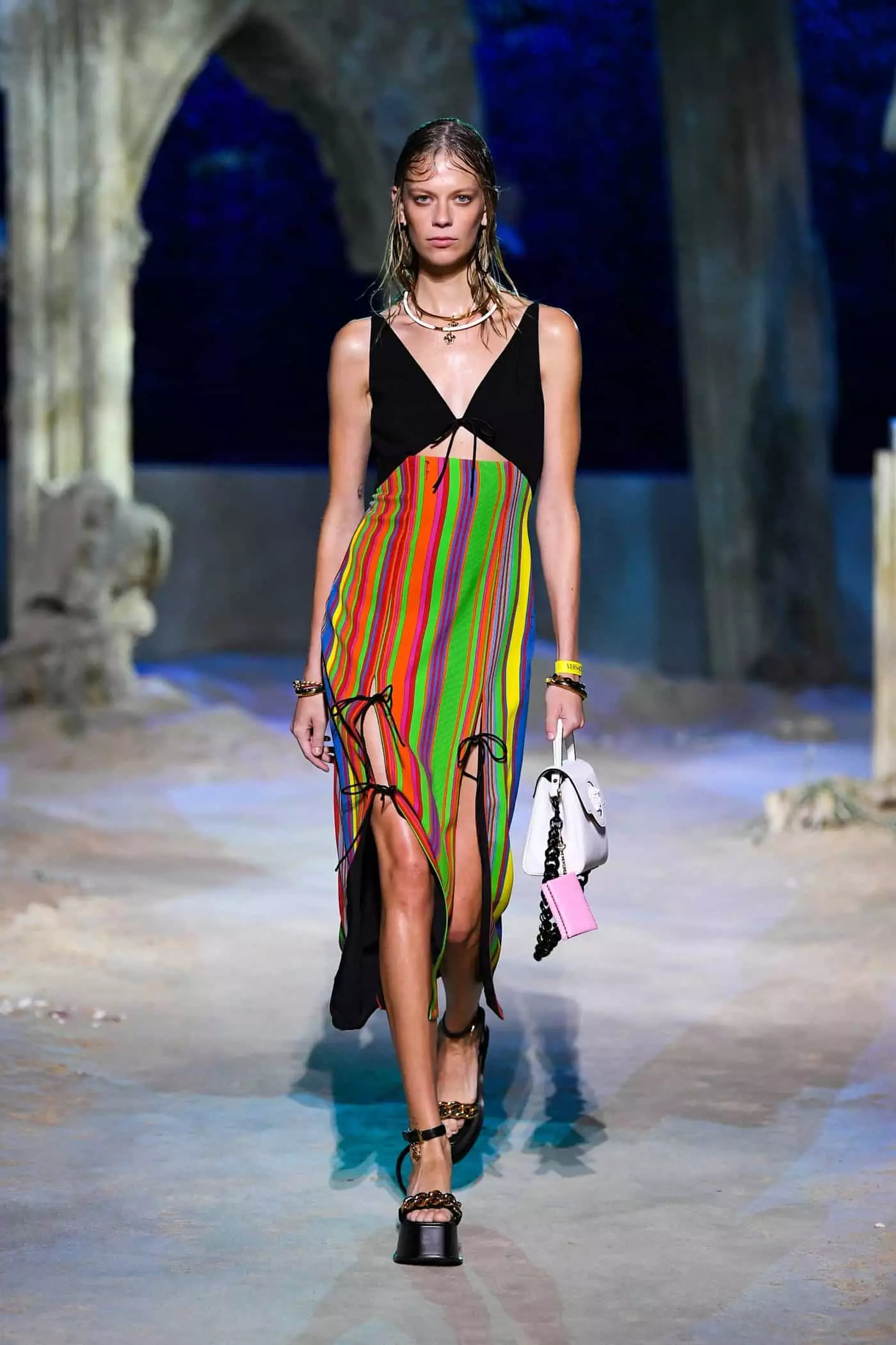 'Versaceopolis', หุ่นเชิดของ Moschino และอีกมากมาย! สิ่งที่คุณพลาดจาก MFW ในช่วงสุดสัปดาห์ 22952_17