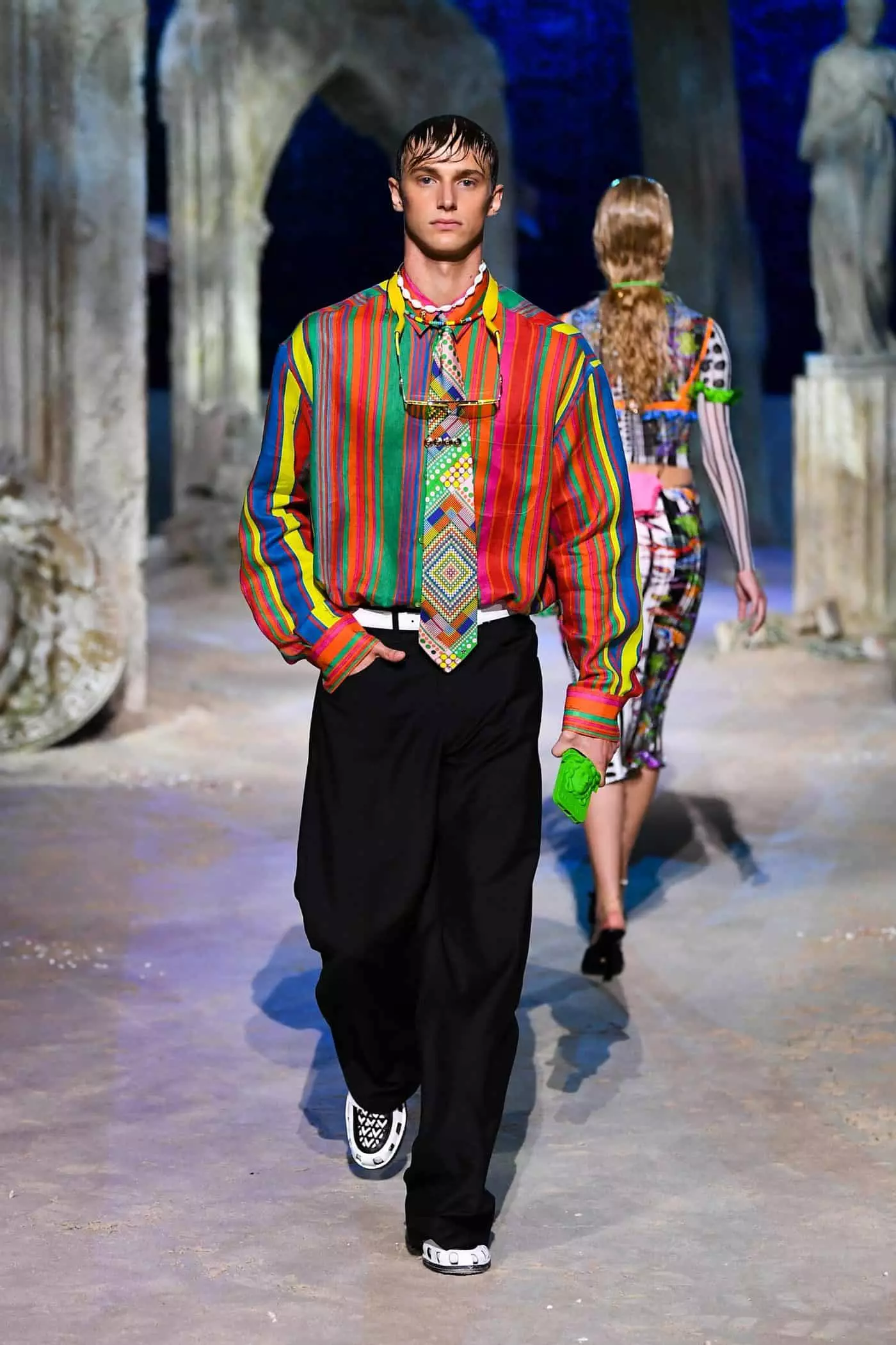 'Versaceopolis', หุ่นเชิดของ Moschino และอีกมากมาย! สิ่งที่คุณพลาดจาก MFW ในช่วงสุดสัปดาห์ 22952_18