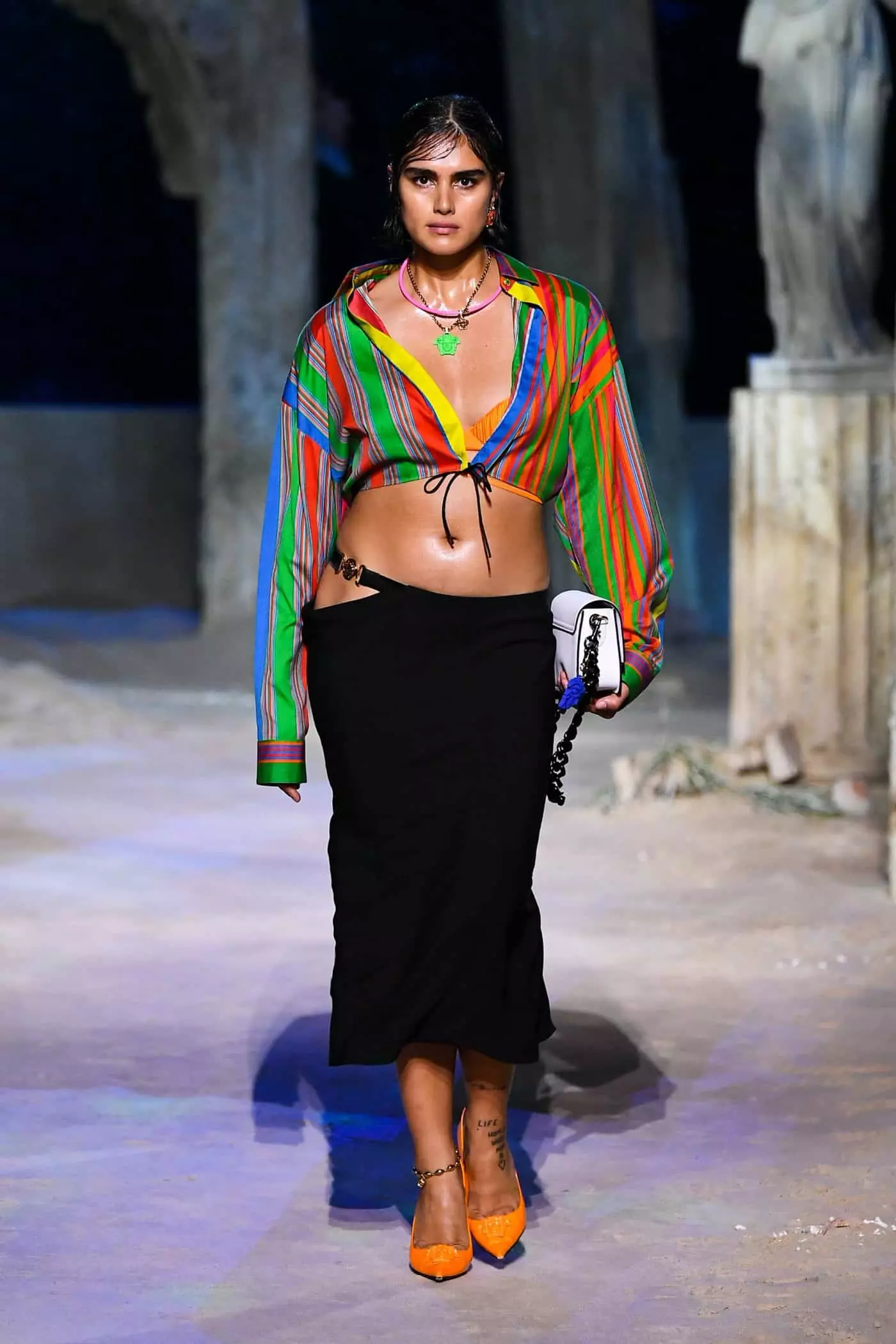 'Versaceopolis', หุ่นเชิดของ Moschino และอีกมากมาย! สิ่งที่คุณพลาดจาก MFW ในช่วงสุดสัปดาห์ 22952_20