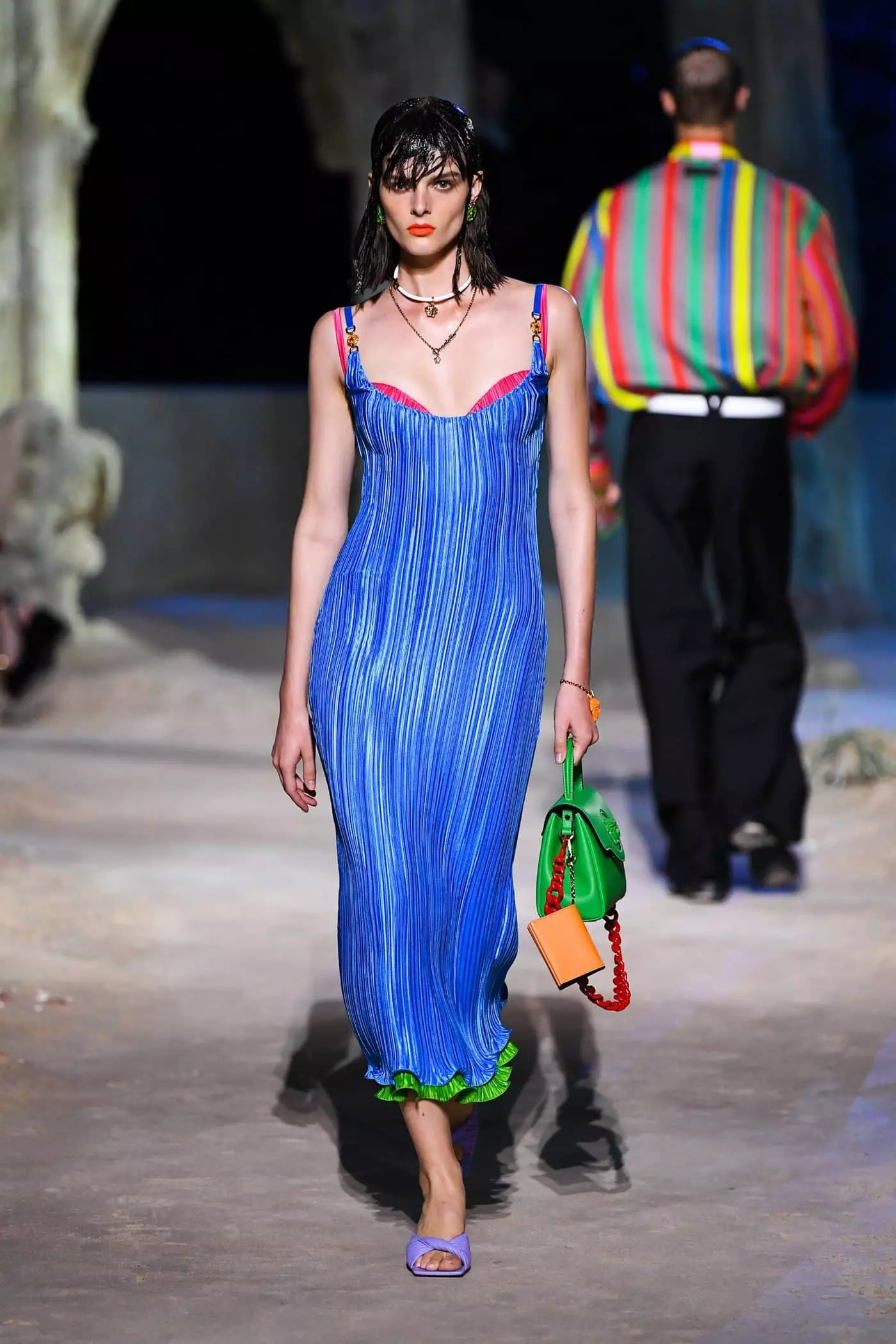 'Versaceopolis', หุ่นเชิดของ Moschino และอีกมากมาย! สิ่งที่คุณพลาดจาก MFW ในช่วงสุดสัปดาห์ 22952_25