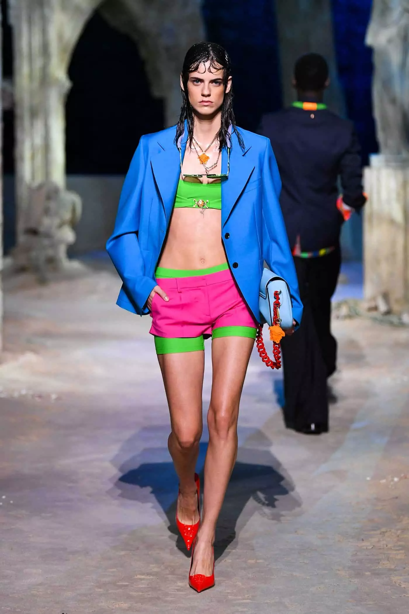 ‘Versaceopolis’, il-Puppets ta’ Moschino, u Aktar! Dak Li Tlift Mill-MFW Matul Il-Weekend 22952_26