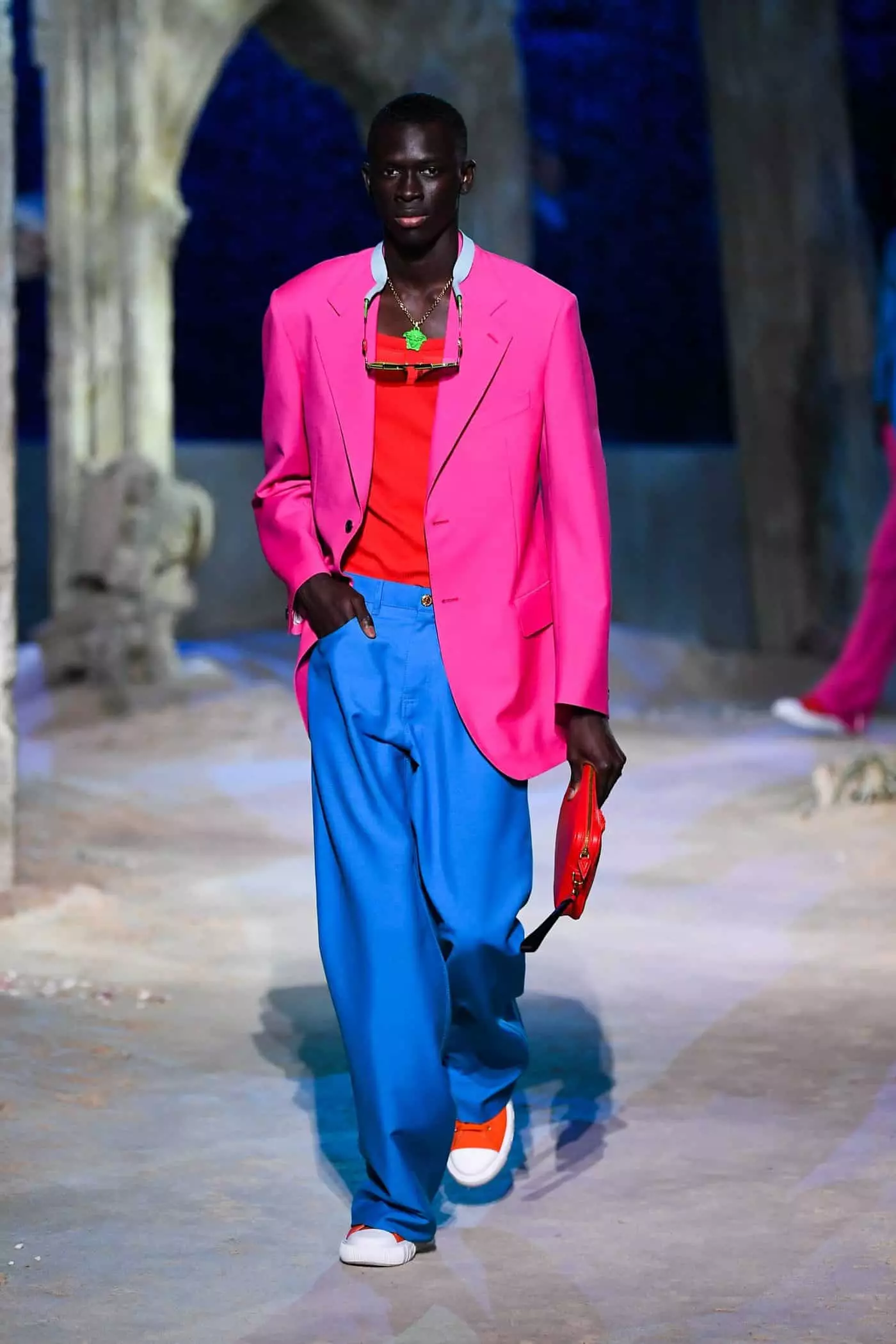 ‘Versaceopolis’, il-Puppets ta’ Moschino, u Aktar! Dak Li Tlift Mill-MFW Matul Il-Weekend 22952_27