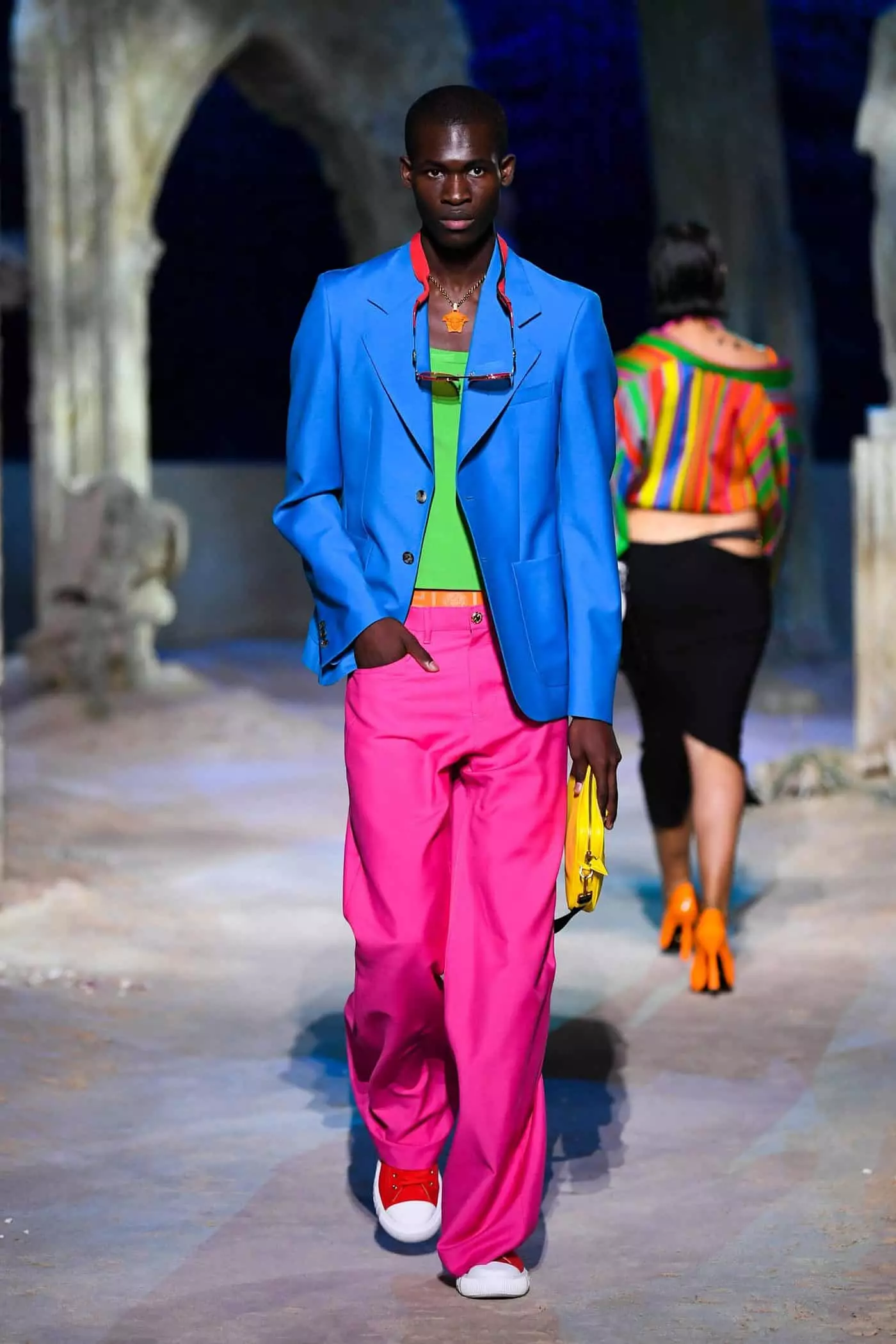 ‘Versaceopolis’, il-Puppets ta’ Moschino, u Aktar! Dak Li Tlift Mill-MFW Matul Il-Weekend 22952_28