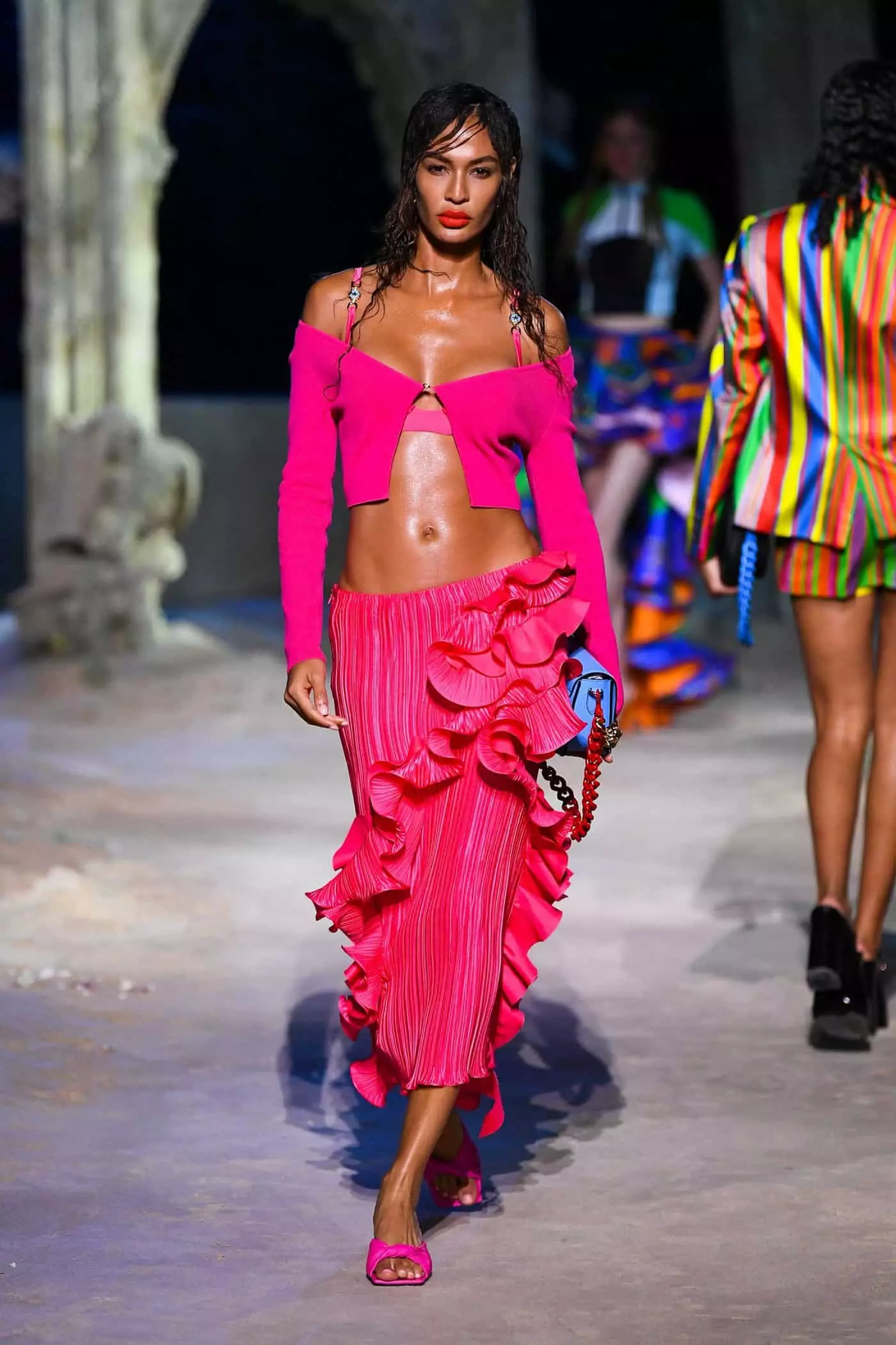 ‘Versaceopolis’, il-Puppets ta’ Moschino, u Aktar! Dak Li Tlift Mill-MFW Matul Il-Weekend 22952_29