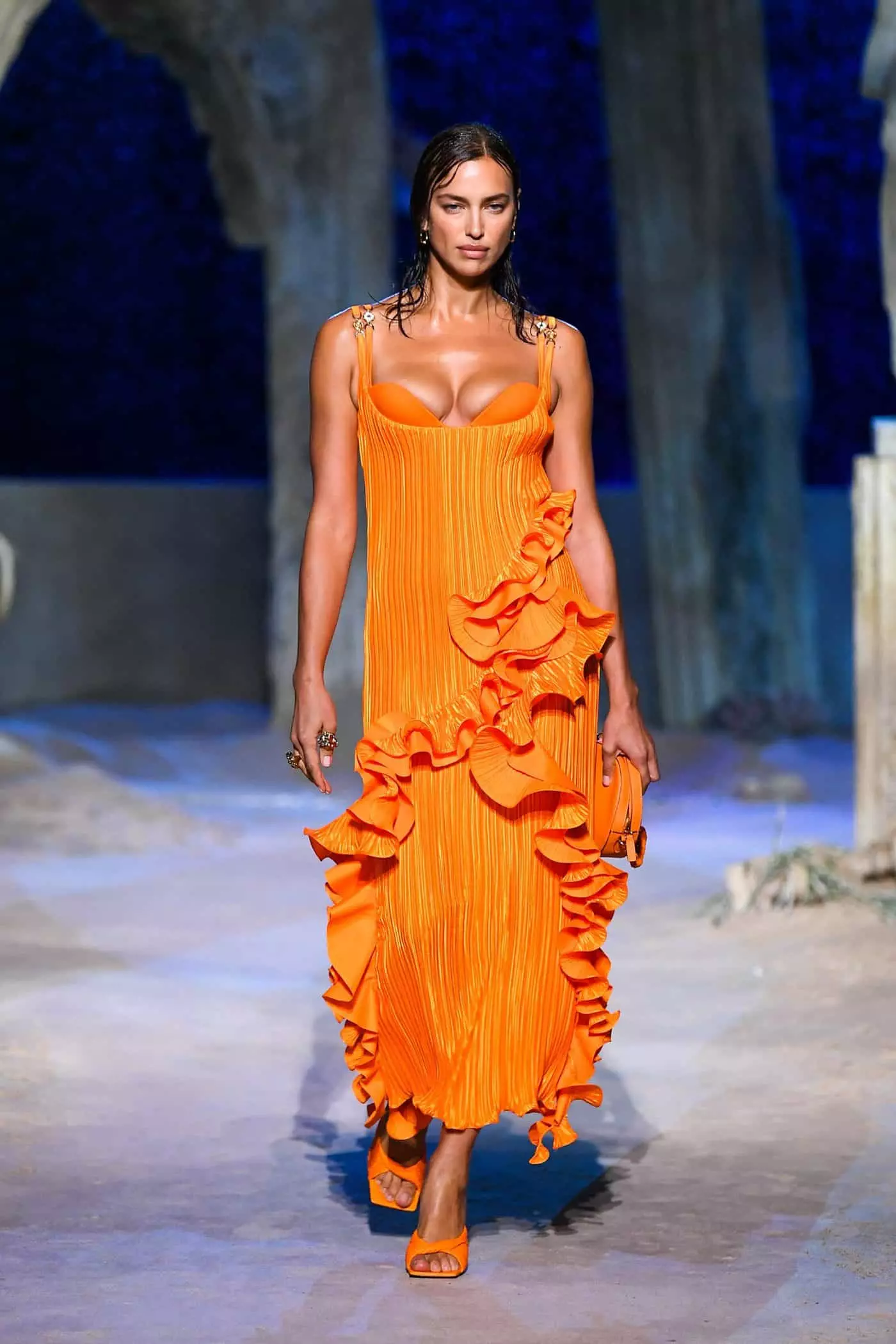 'Versaceopolis', หุ่นเชิดของ Moschino และอีกมากมาย! สิ่งที่คุณพลาดจาก MFW ในช่วงสุดสัปดาห์ 22952_31