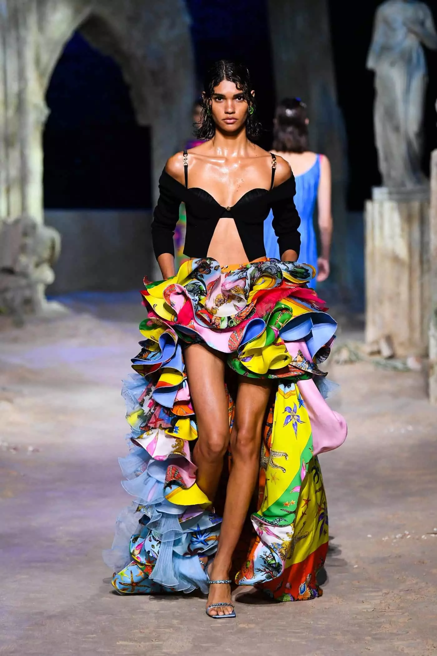 'Versaceopolis', หุ่นเชิดของ Moschino และอีกมากมาย! สิ่งที่คุณพลาดจาก MFW ในช่วงสุดสัปดาห์ 22952_32