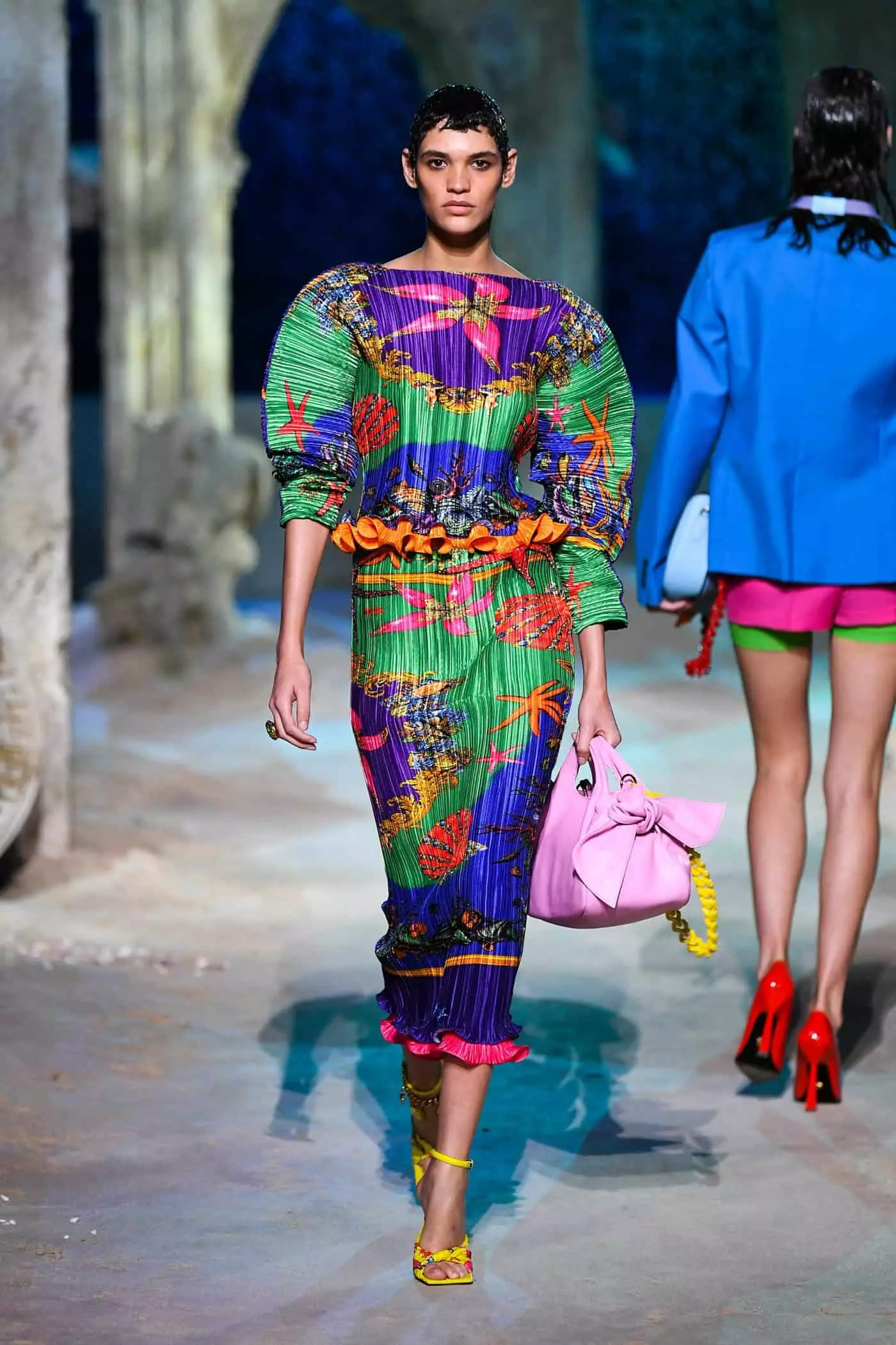 'Versaceopolis', หุ่นเชิดของ Moschino และอีกมากมาย! สิ่งที่คุณพลาดจาก MFW ในช่วงสุดสัปดาห์ 22952_33